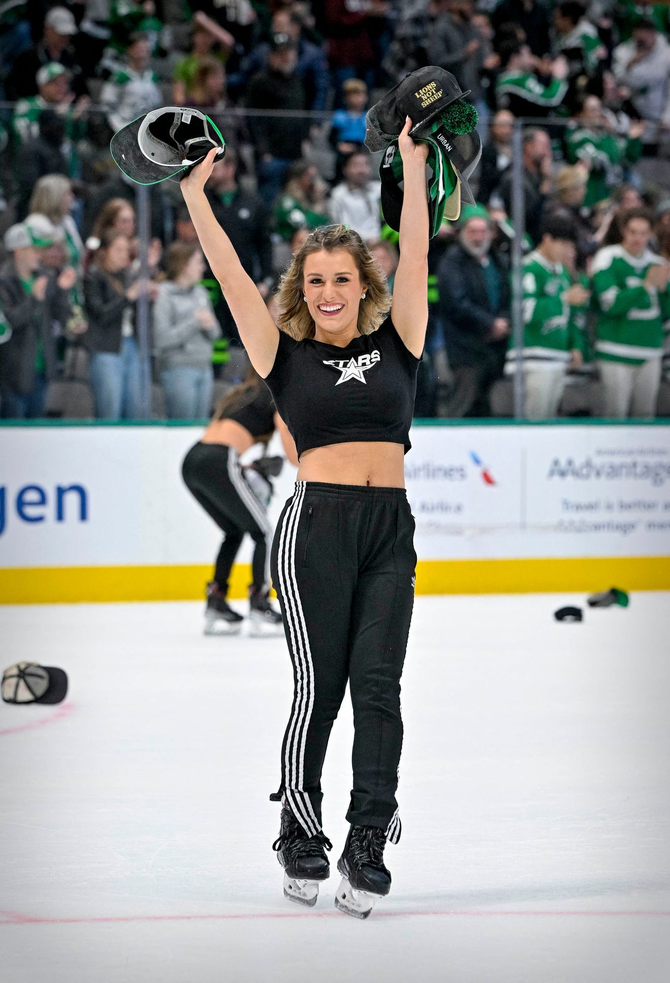 Fenomén Ice Girls. Texaské krásky při zápasech NHL uklízejí led s ...