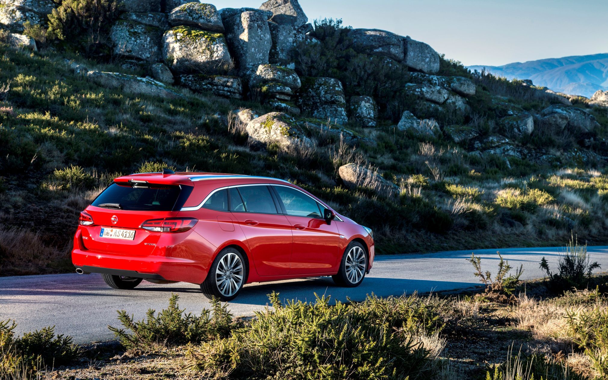 Která automobilka prodává nejtišší auta? Elektrická Tesla překvapivě ...