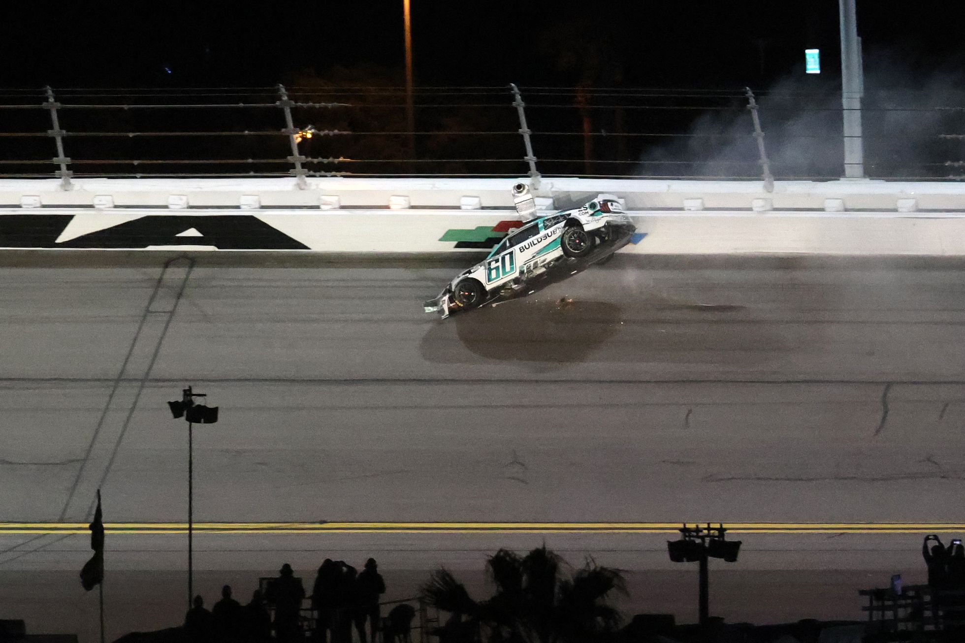 Létající auta děsí NASCAR. Další se vzneslo během nejslavnějšího závodu ...