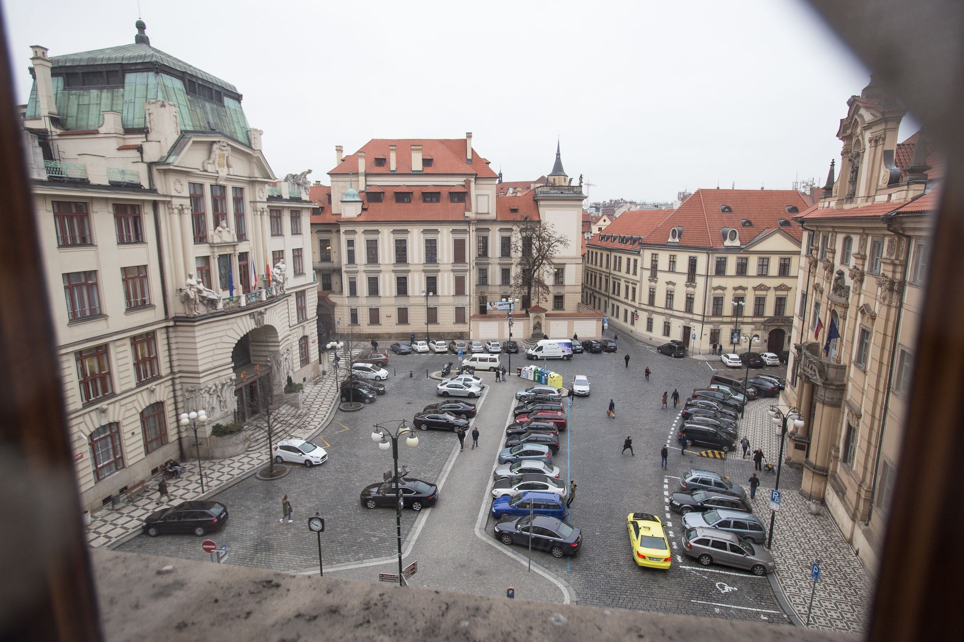 Praha loni hospodařila s přebytkem téměř sedm a půl miliardy korun ...