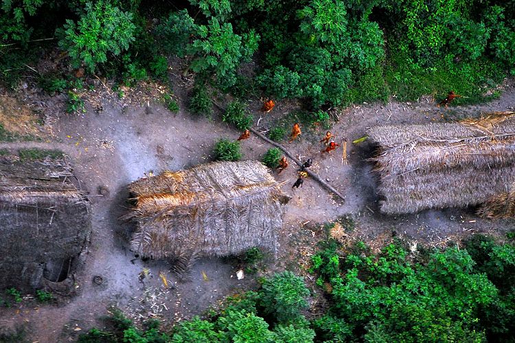 Šípy, lov a úplná izolace. Domorodé kmeny se brání, smrt Američana není ...