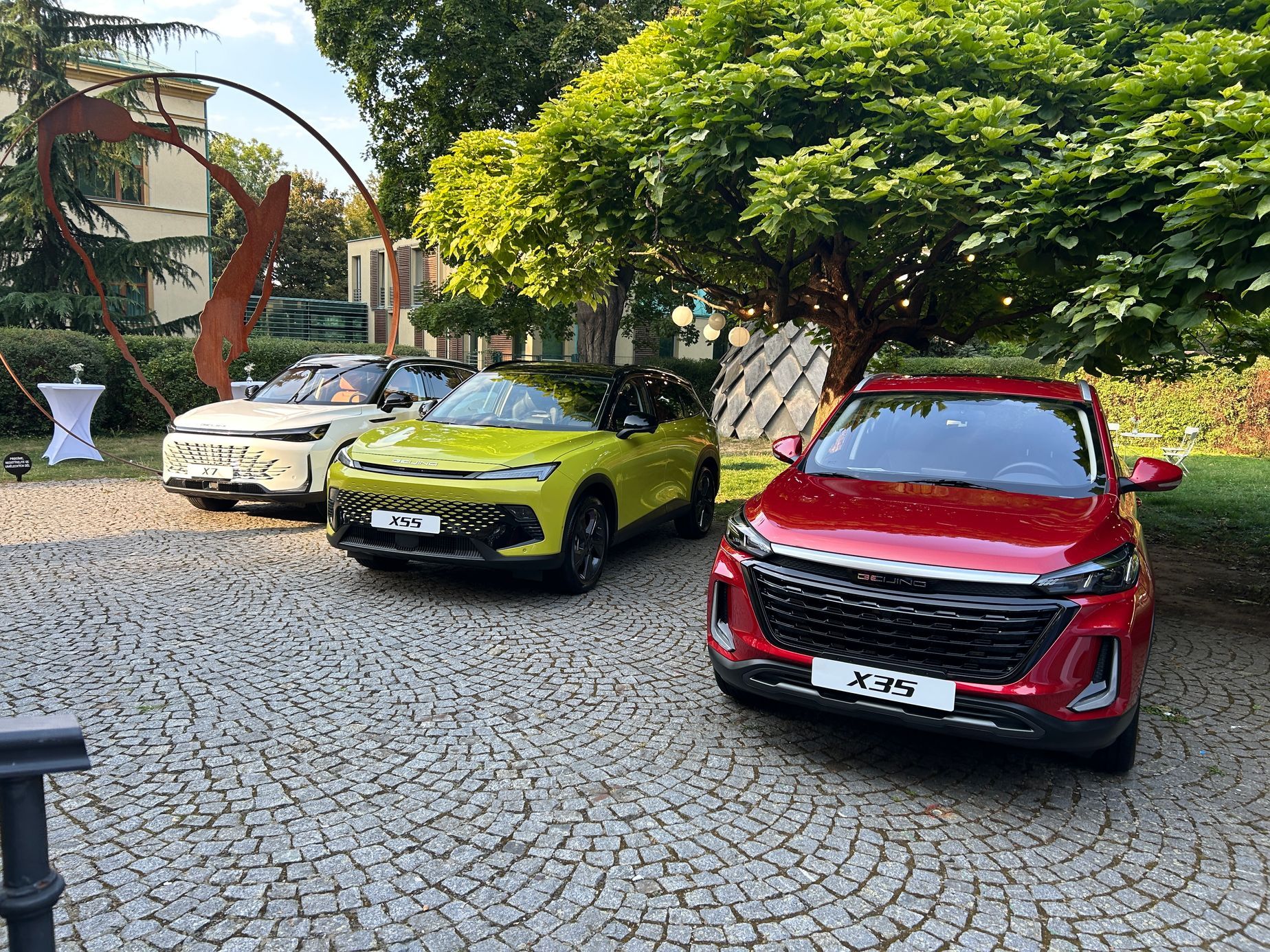 Jen jedna cena, příplatková výbava neexistuje. Čínský BAIC vytěžil ...