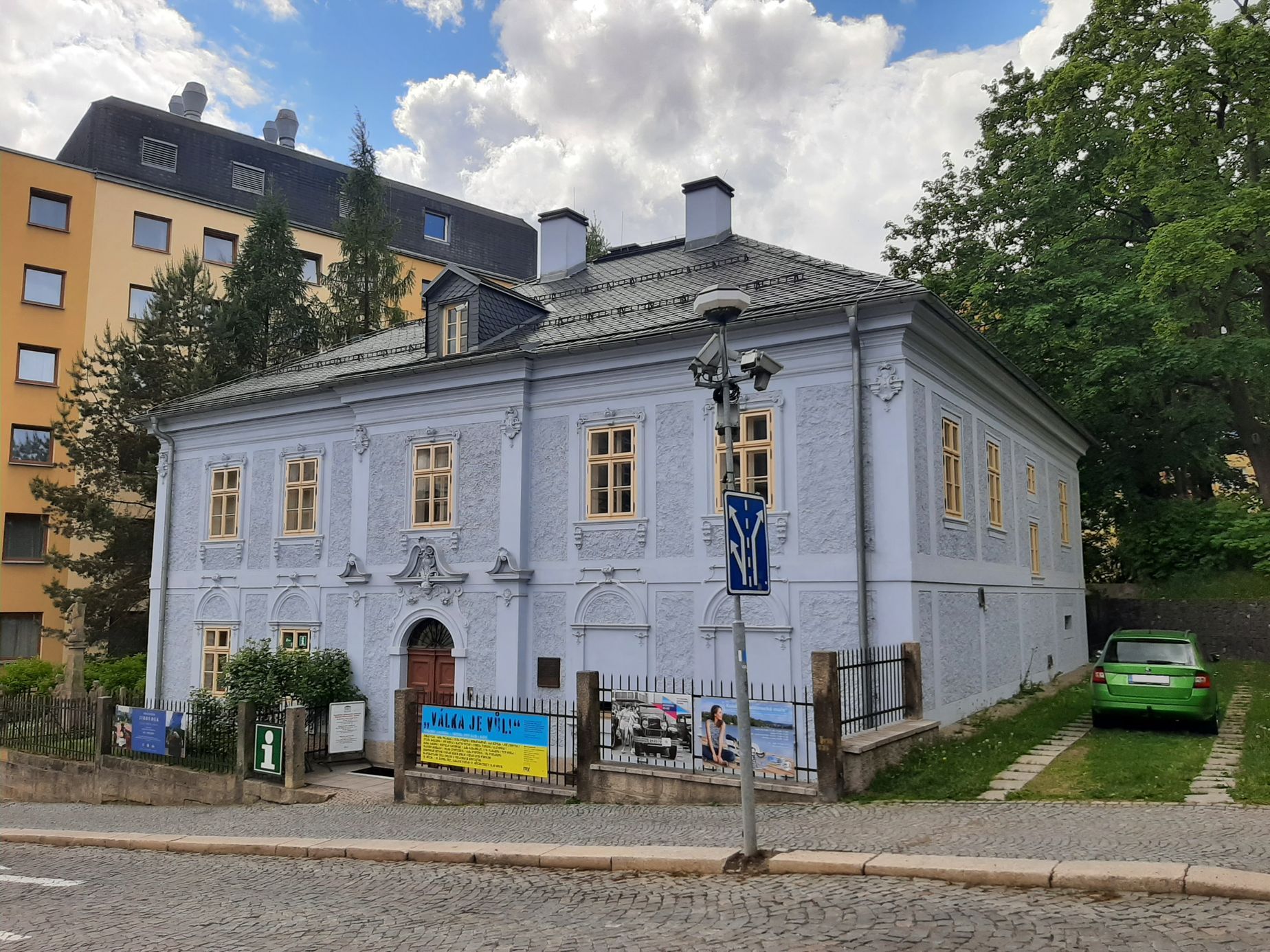 Jablonec, centrum: vily německé tradice a záhadný arabský nápis z ...