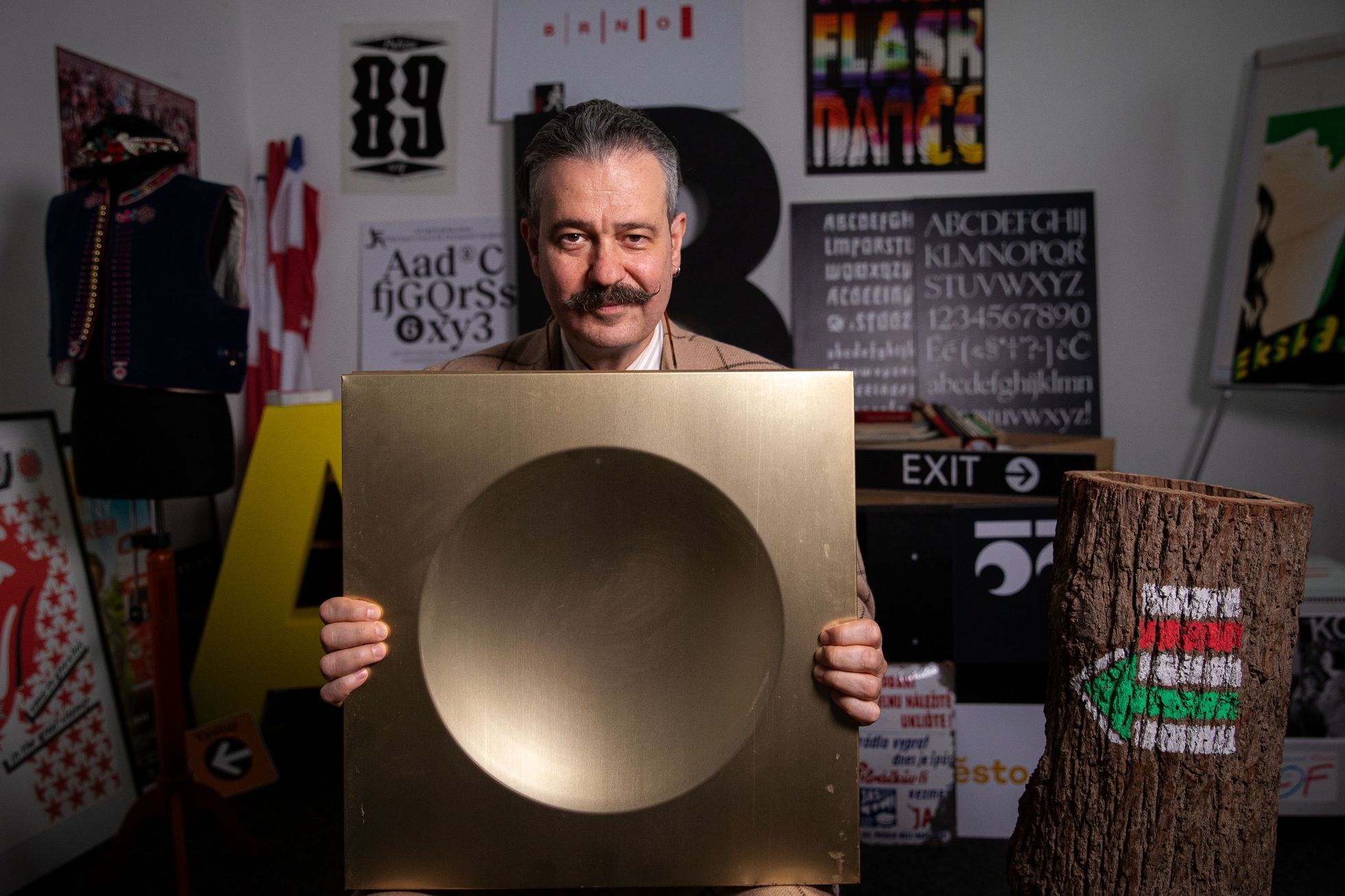 Americký dražitel Nicholas Lowry v dokumentu Identita mapuje historii ...