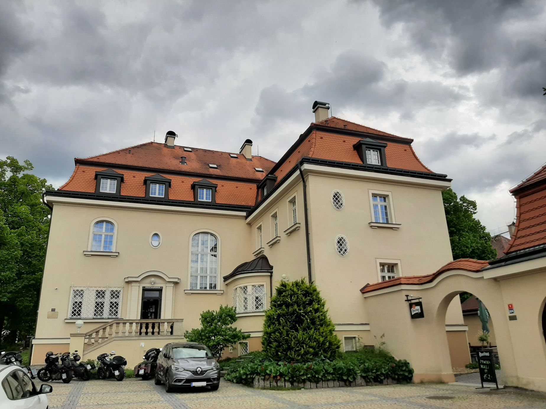 Jablonec, centrum: vily německé tradice a záhadný arabský nápis z ...