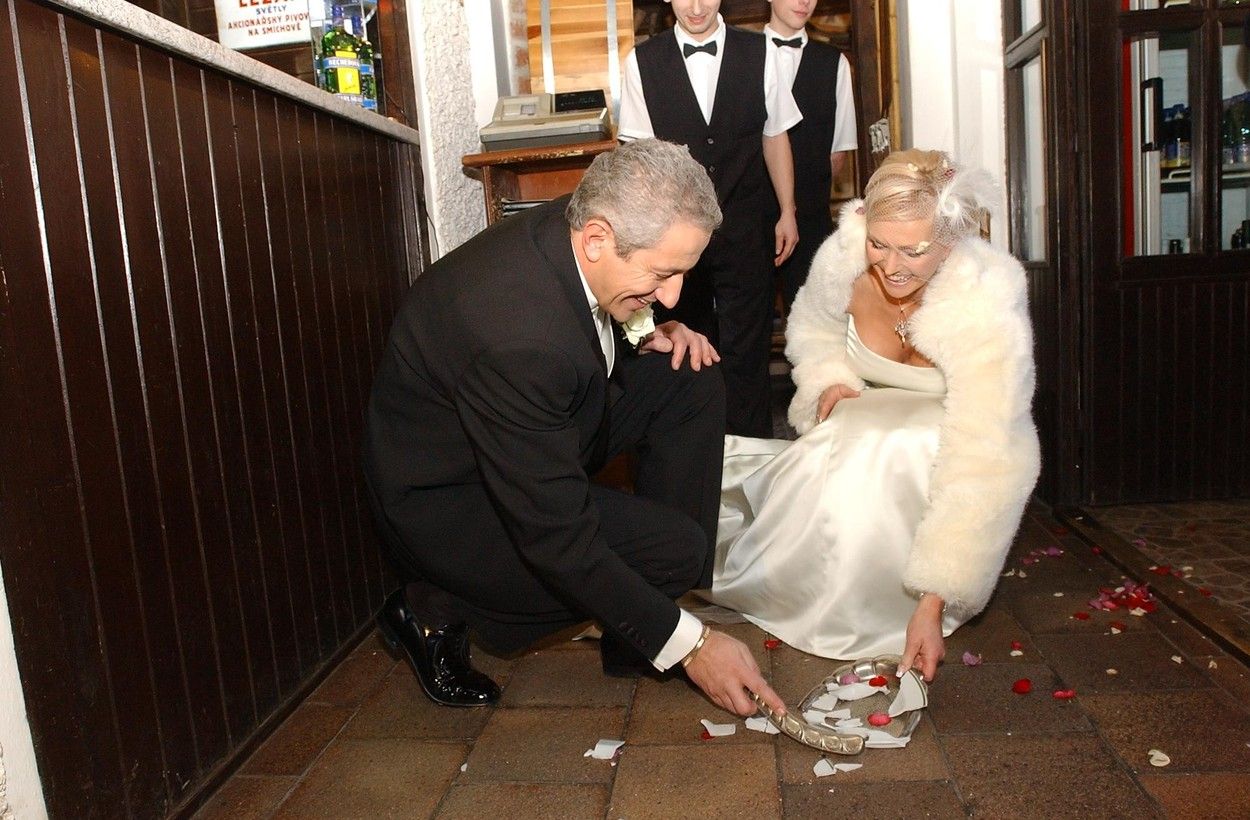 Fotky ze svatby Vondráčkové. Před 20 roky pařil celý šoubyznys ...
