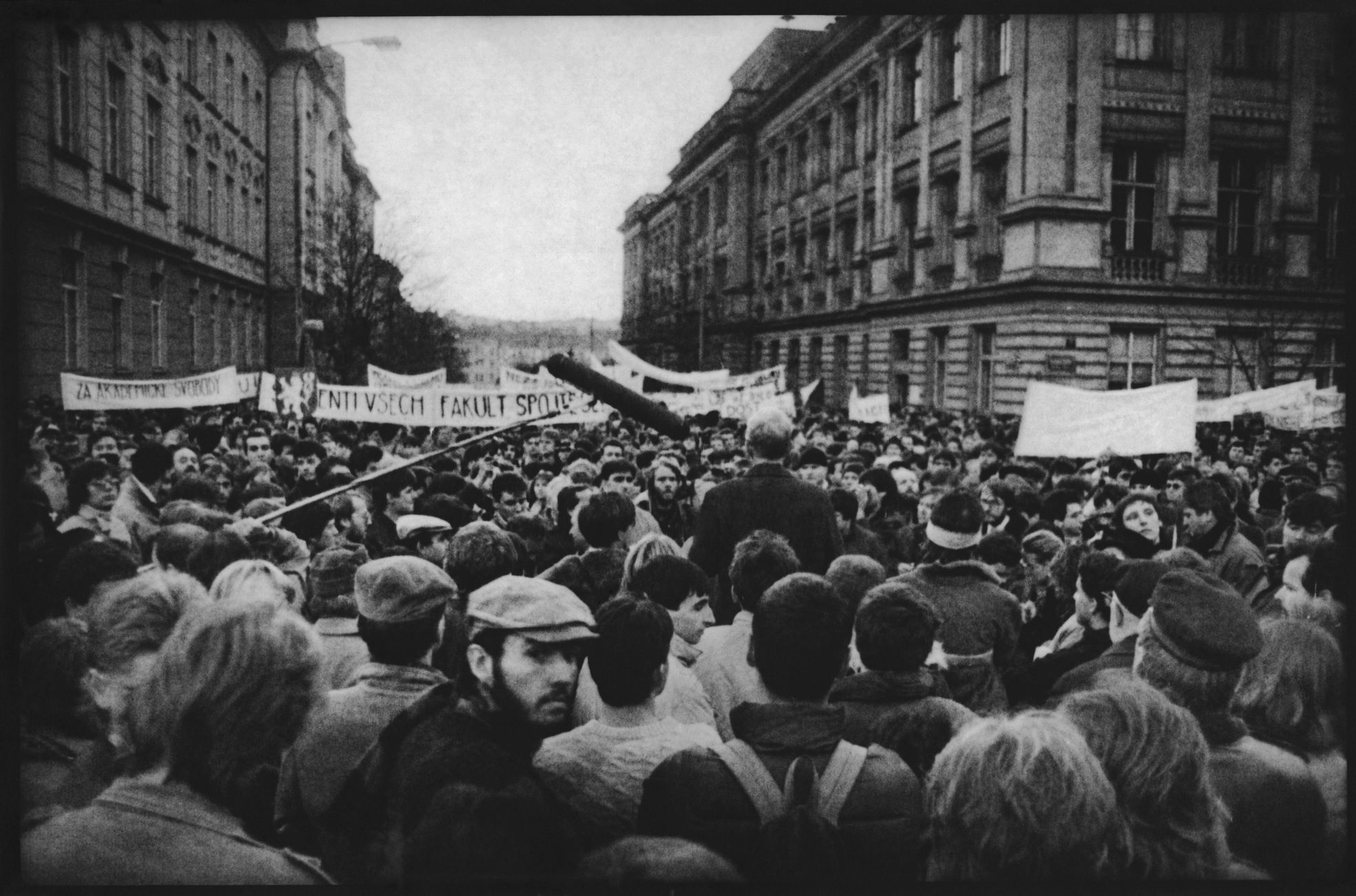 Kočárkový pochod i krátké kalhoty. Sametová revoluce z archivu Knihovny ...