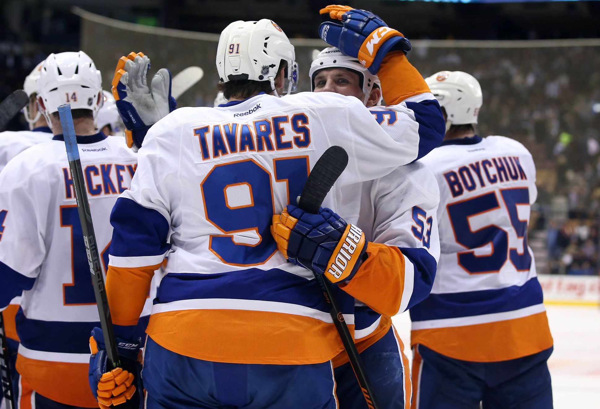 Neuvirth znovu chytal za Islanders a připsal si první výhru - Aktuálně.cz