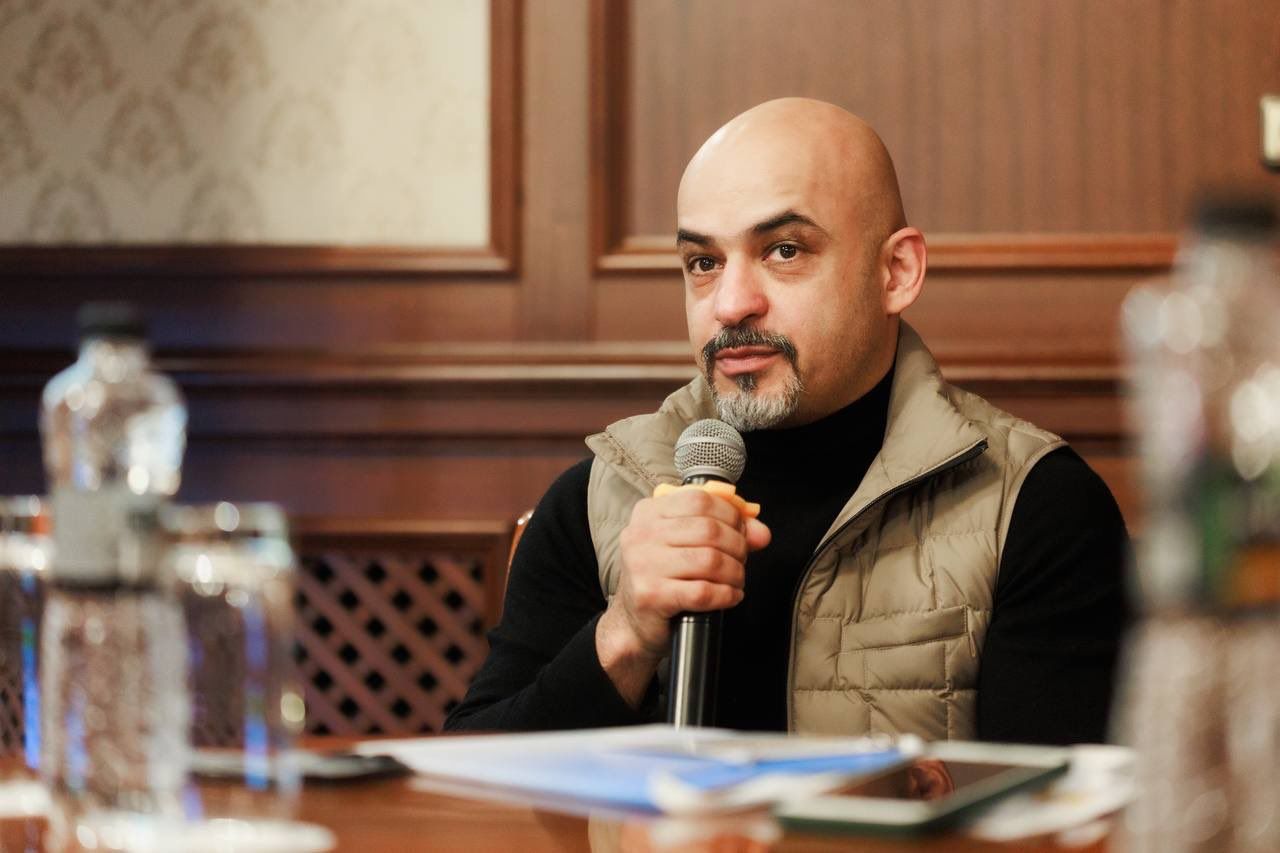 Podnítil revoluci na Majdanu, teď opravuje zničenou Ukrajinu. Putin ho ...