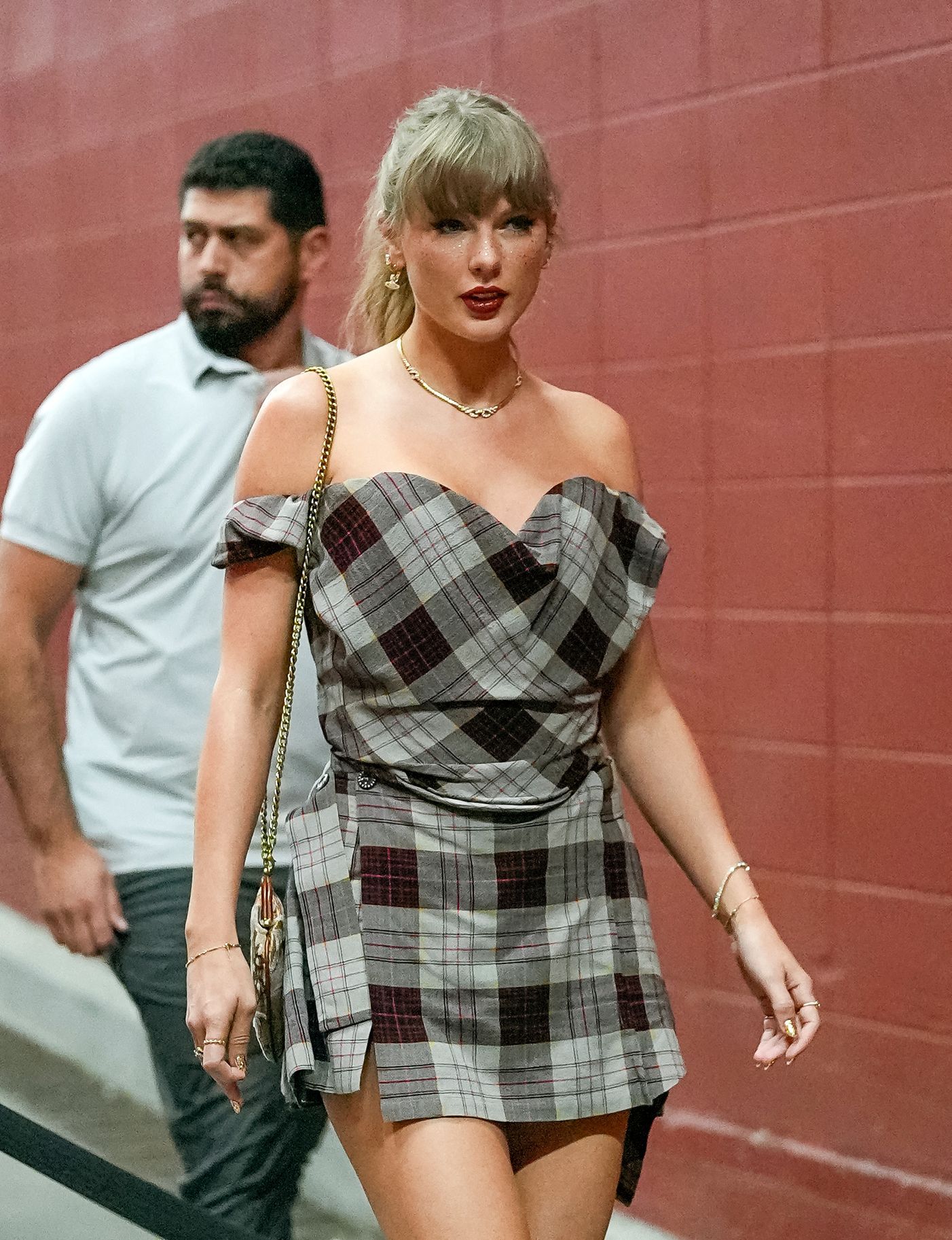 Třpytivé pihy Taylor Swiftové způsobily poprask v beauty světě - Žena ...