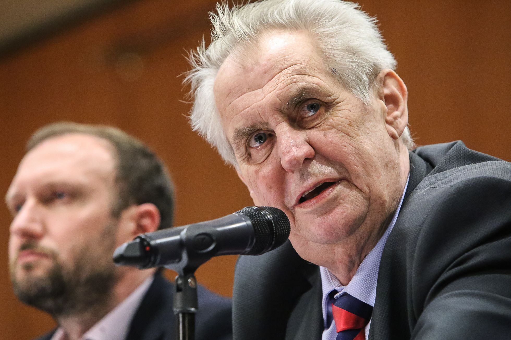 Zeman si v hodnocení lidí pohoršil. Vadí jim jeho zahraniční politika i ...