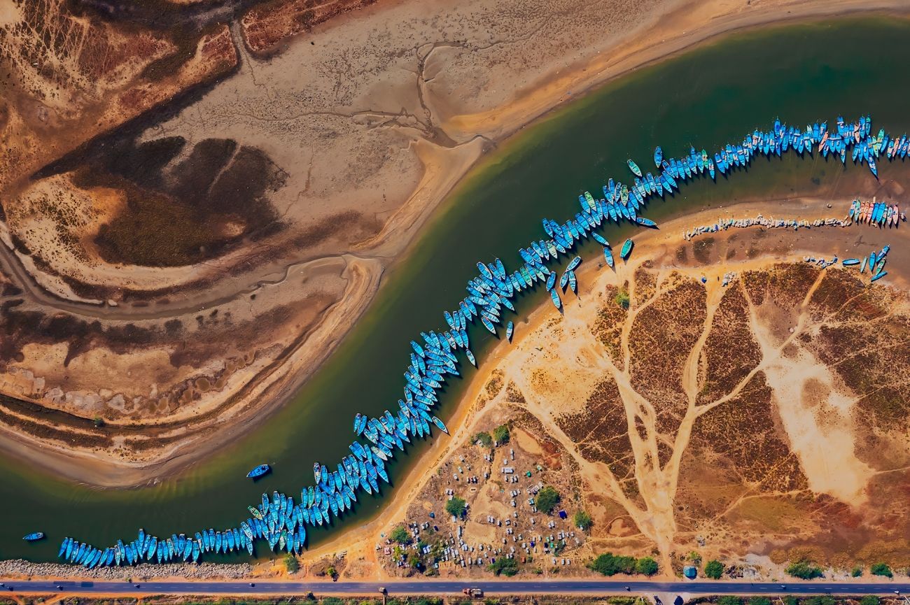 Vítězové soutěže Drone Photo Awards 2024: Plavání mezi krami, žhavý ...