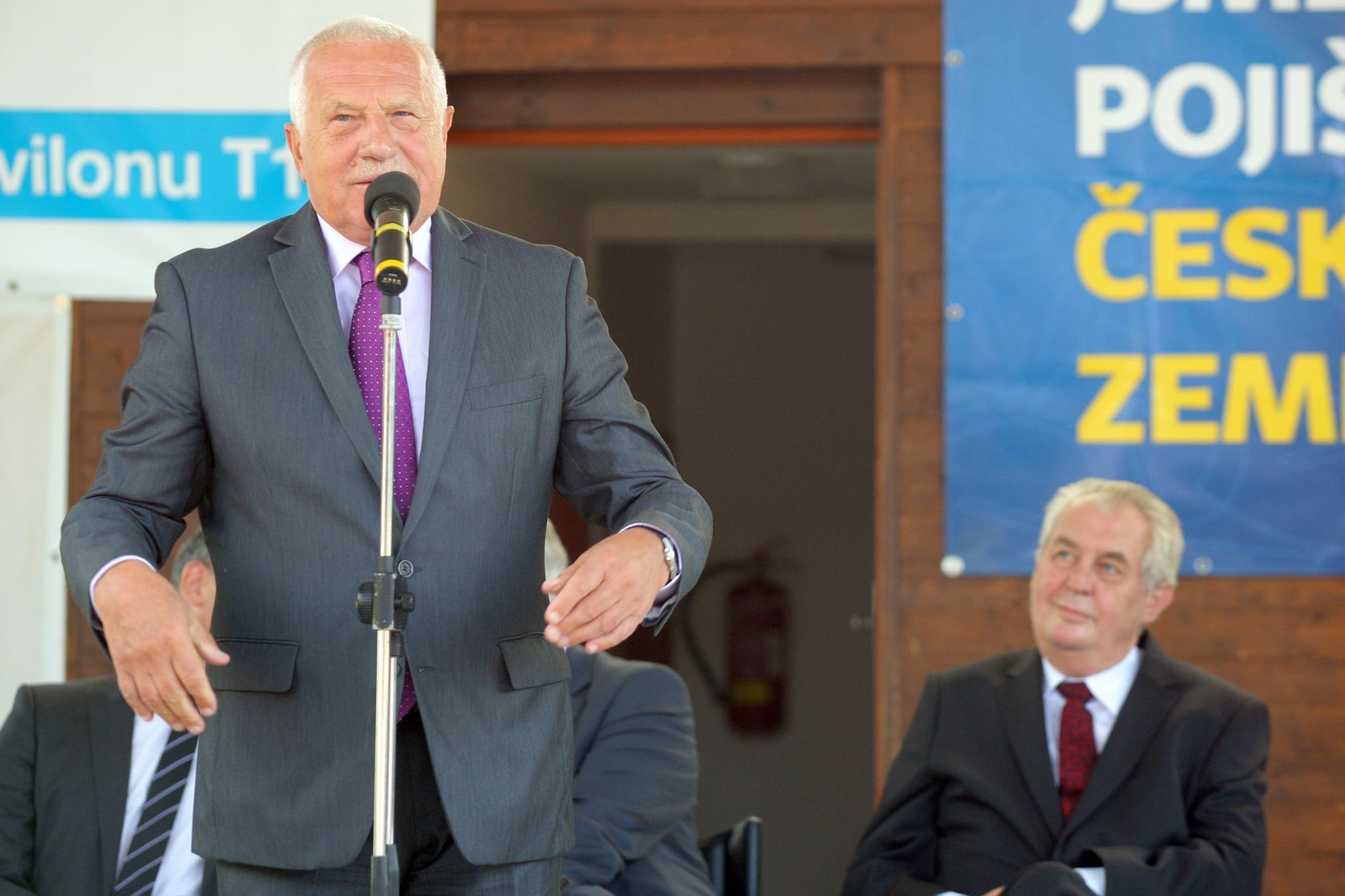 Zeman po dvou týdnech na veřejnosti: Ukázal se v golfovém vozíku i se ...