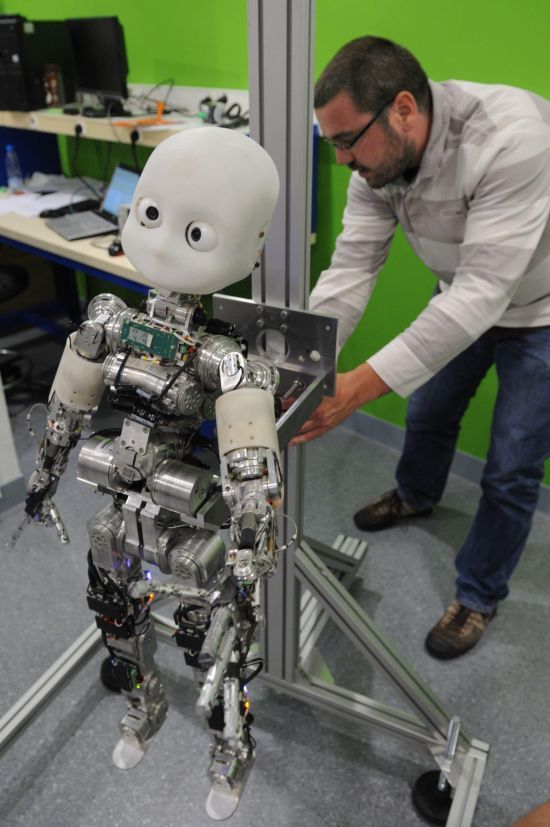 Robot Kaspar učí malé autisty, jak se smát a dávat ruku - Aktuálně.cz