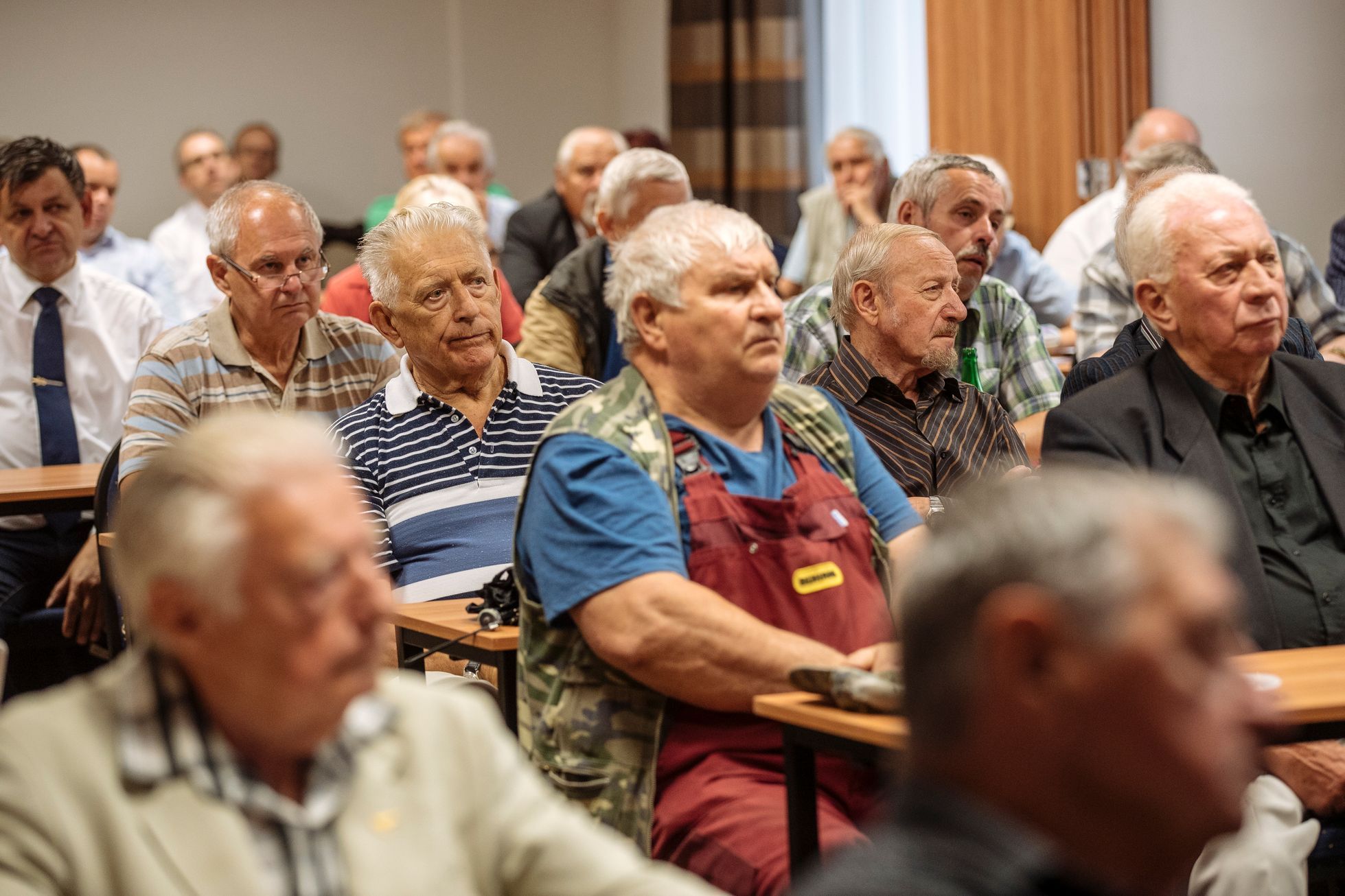 Předrevoluční příslušníci chtějí na výsluní, Zbytek jim radí. Zeman a ...