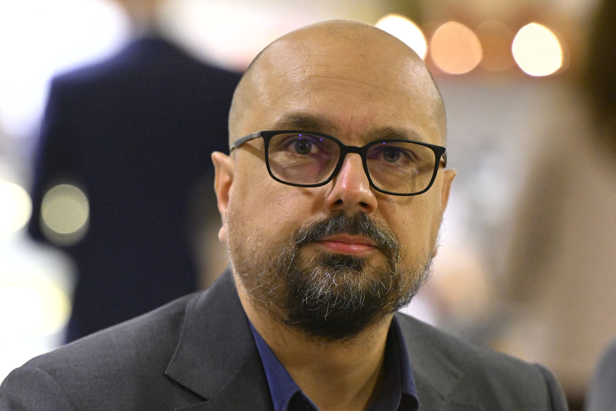 Sám měl dostat miliony. Spolupracující obžalovaný popsal korupci v ...