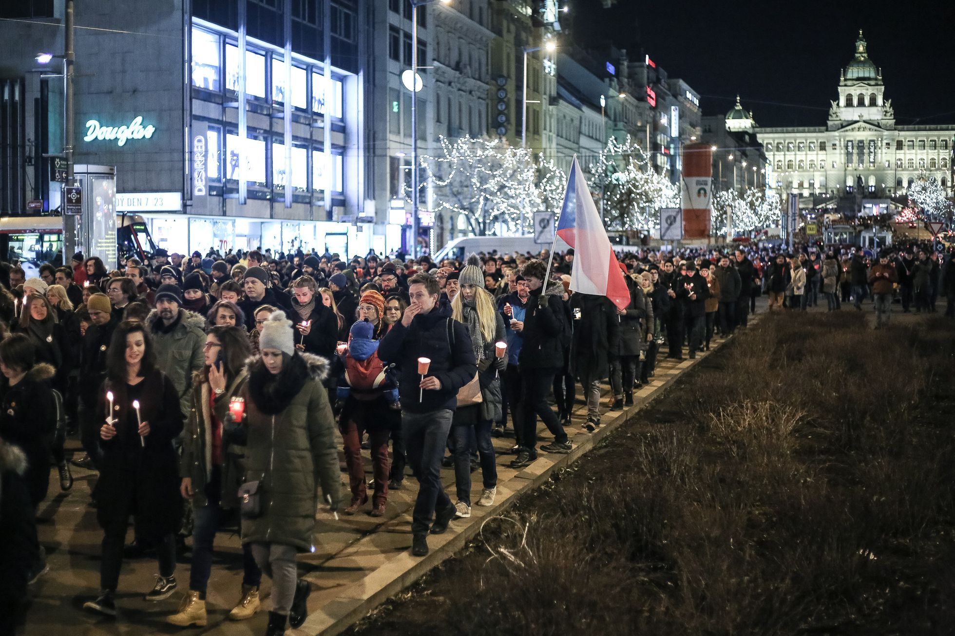 Obrazem: Svíčky, hrstka lidí i dav z ptačího pohledu. Jak Praha ...