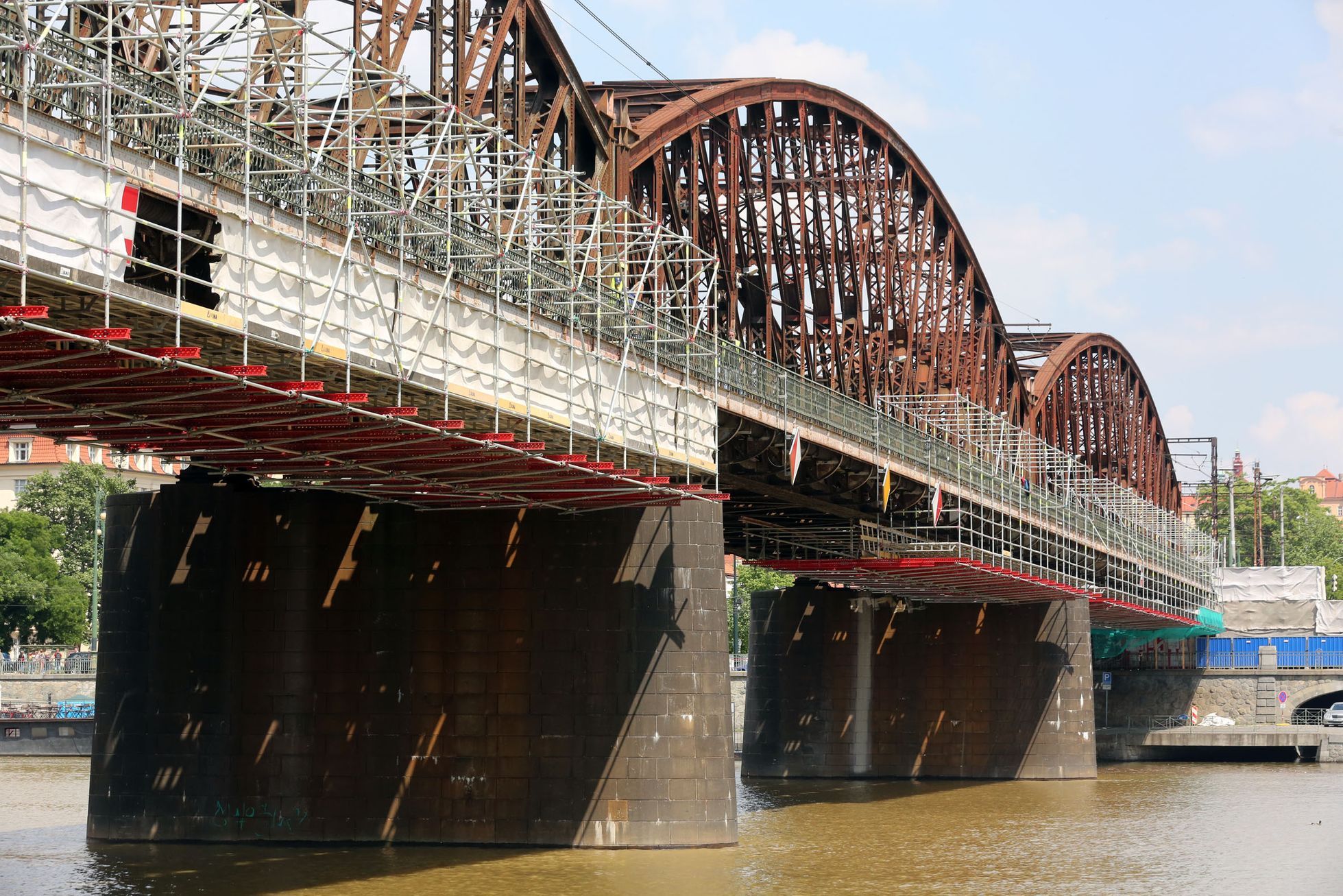 Místo bílého bude "rezavý". Nový železniční most pod Vyšehradem dostal ...