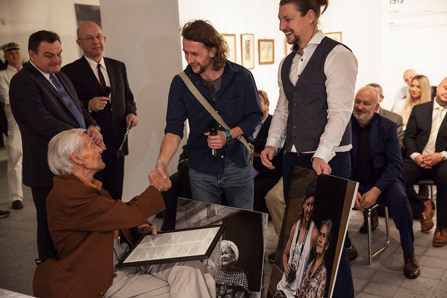 Projeli svět jako Hanzelka a Zikmund: Svět se mění k lepšímu, napadlo ...