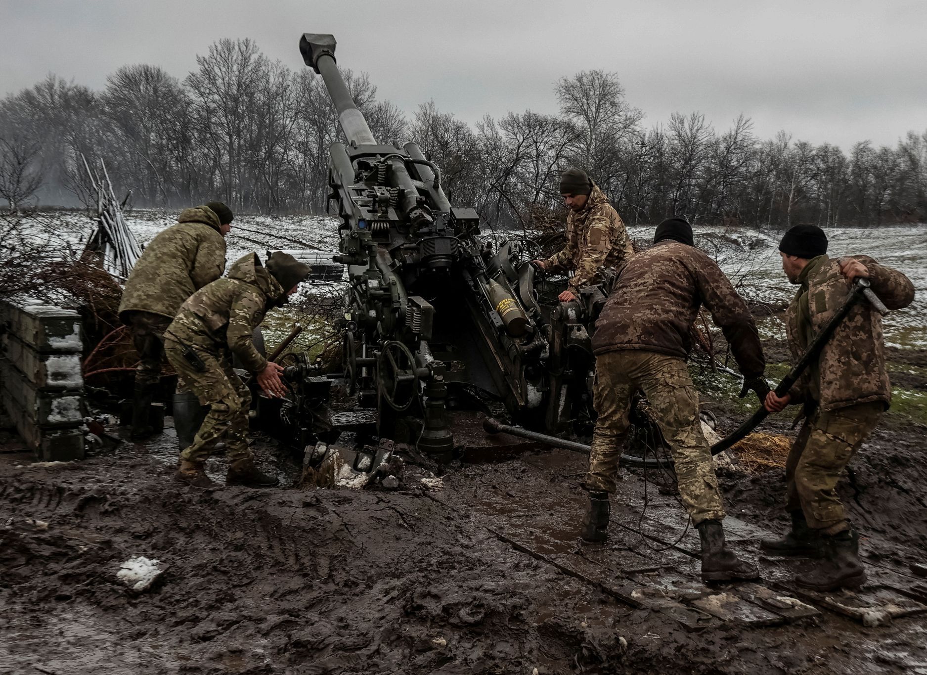 Bahno, zima a smrt. Snímky z ukrajinského Bachmutu ukazují válku v děsivém detailu - Aktuálně.cz