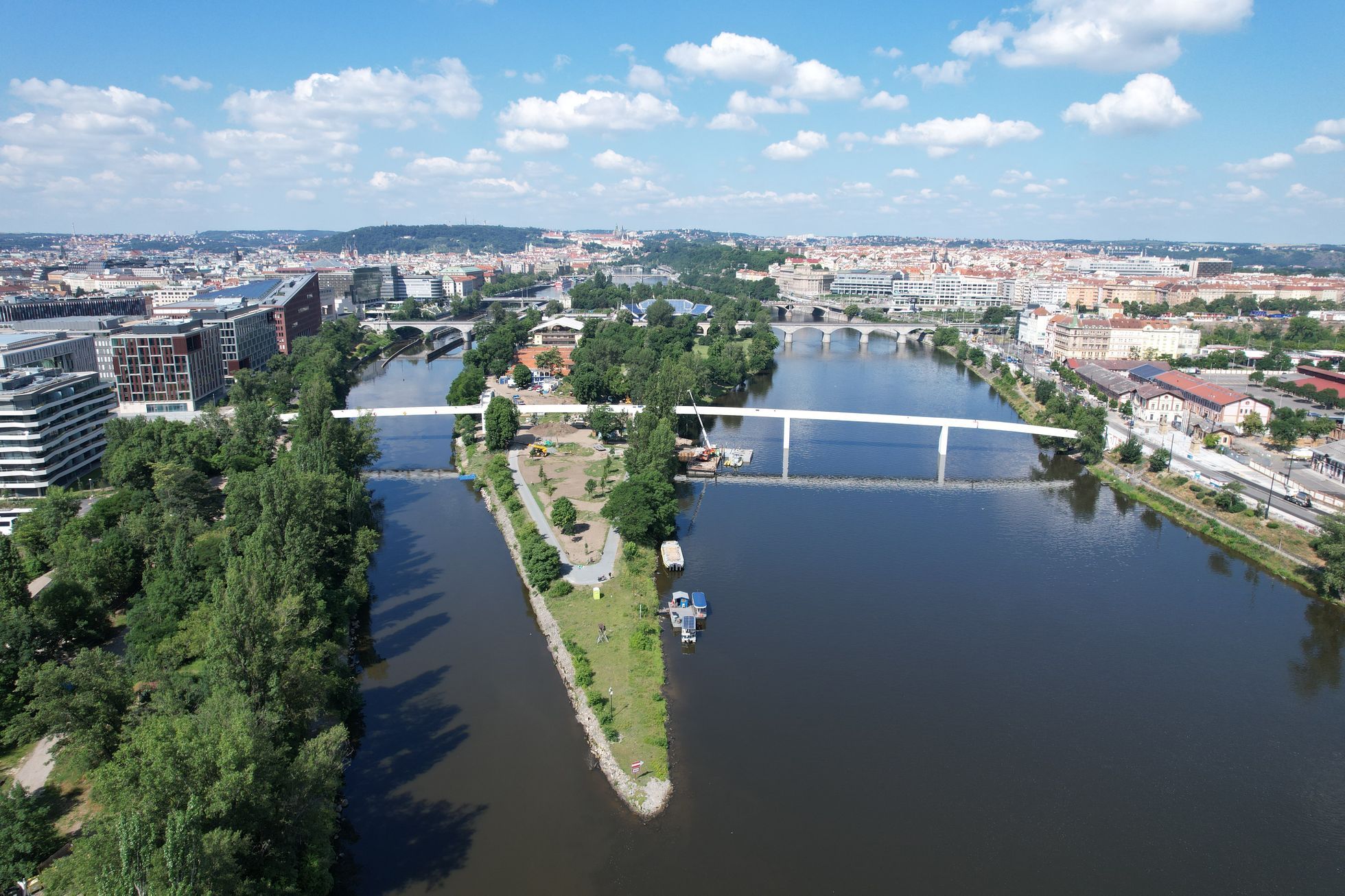 Foto: Vydrží dvě stě let bez údržby, říká o novém pražském mostu z ...