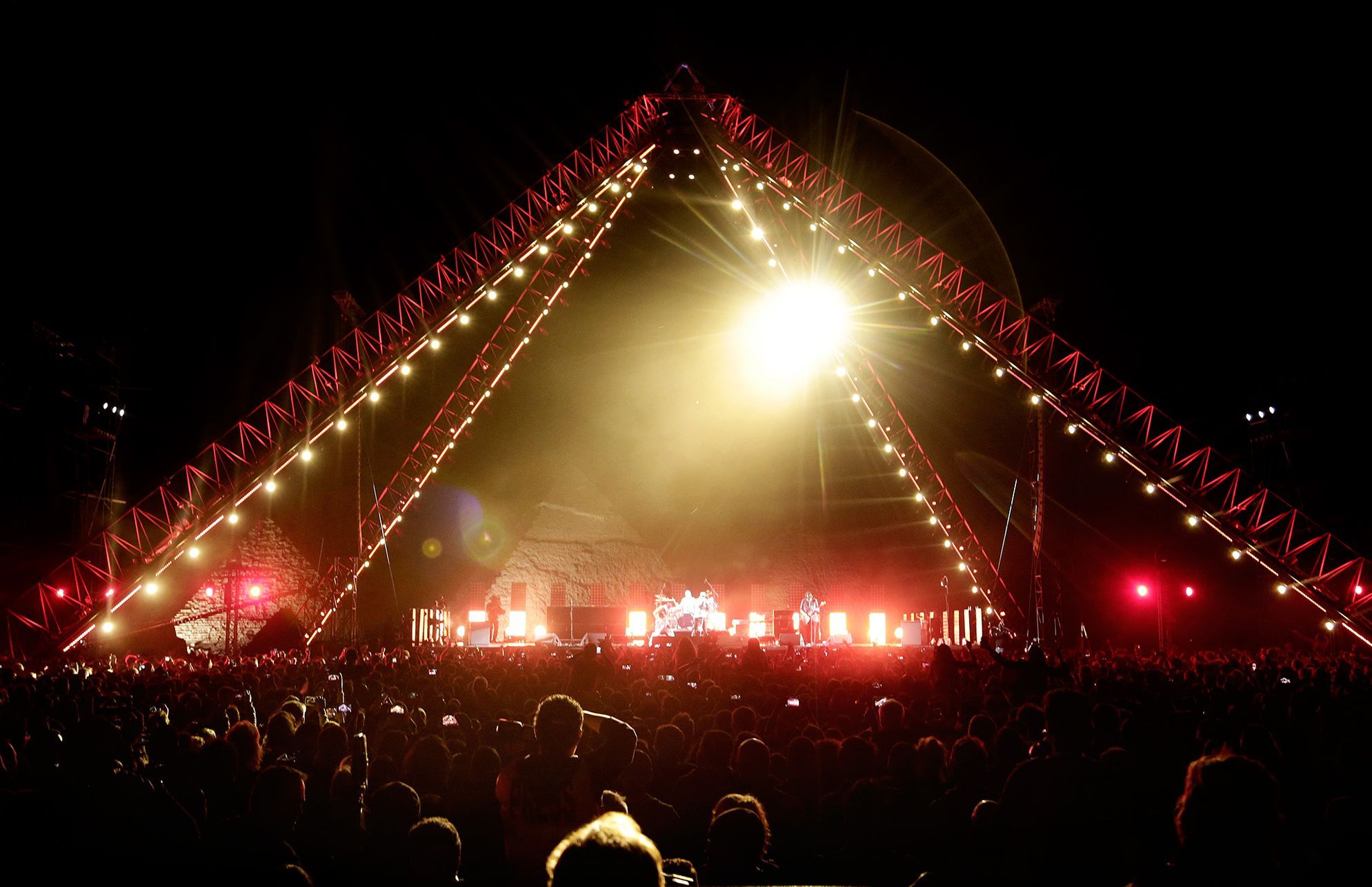 Egypt se snaží přilákat turisty. U pyramid zahráli Red Hot Chili ...