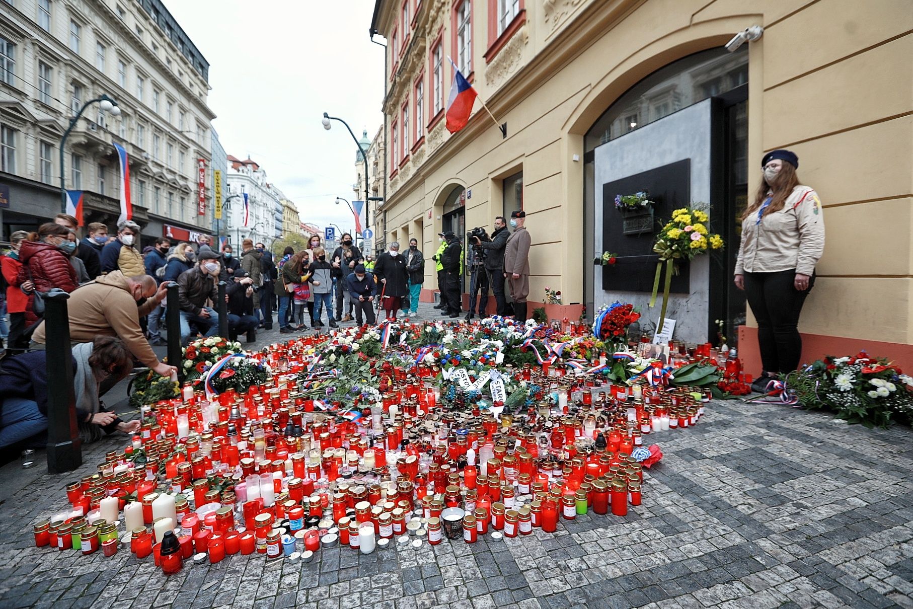 Oslavy 17. listopadu: Národní třídu zaplavily svíčky, v Praze a Brně se ...