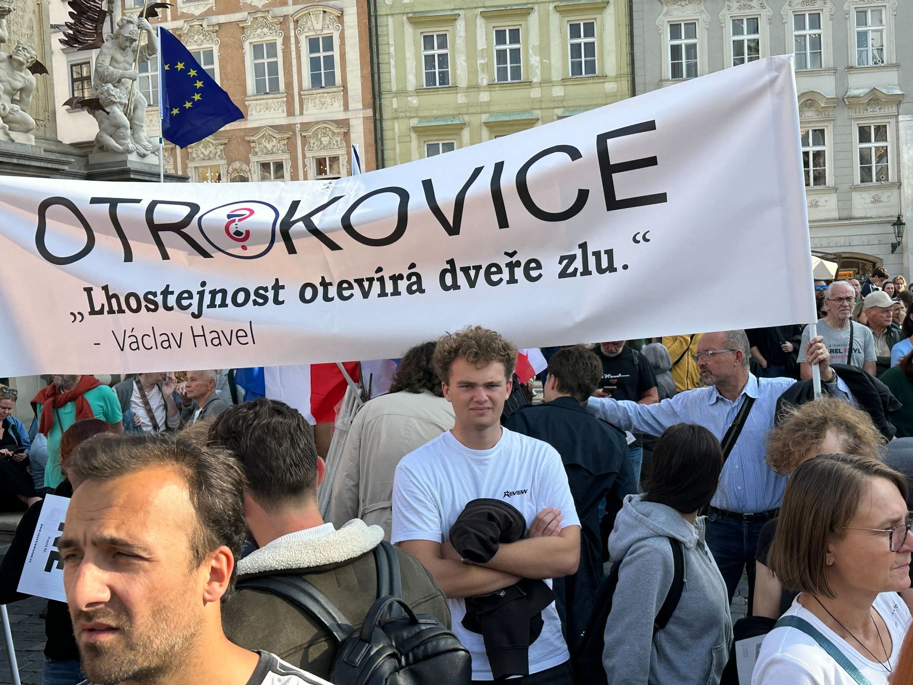 "Rusko tady nechceme!" Lidé v Praze vyšli proti extrémistům ve vládě ...
