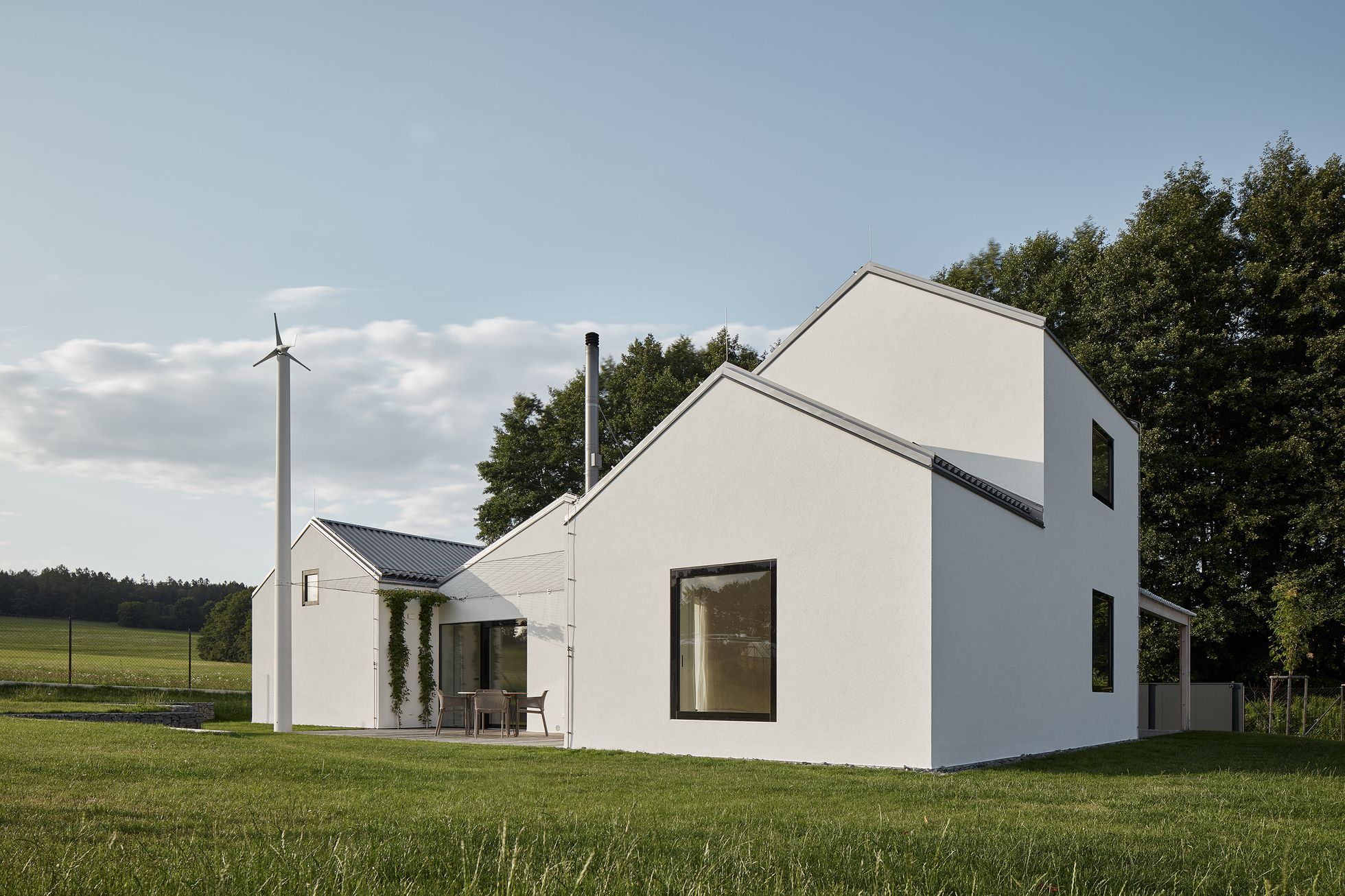 Letní sídlo pro doktory? U lesa si postavili dům, je čistý jako ...