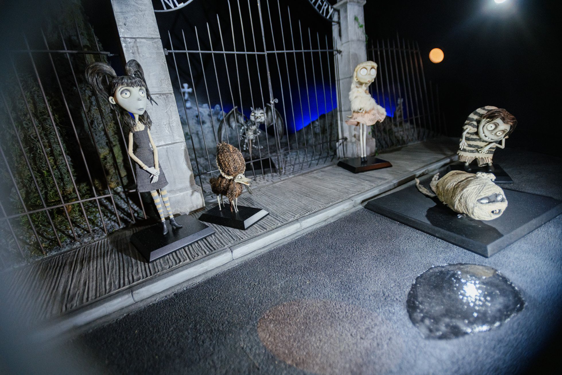 Foto: V Praze začíná výstava Tima Burtona. Loutky z jeho filmů čekají v koulích - Aktuálně.cz