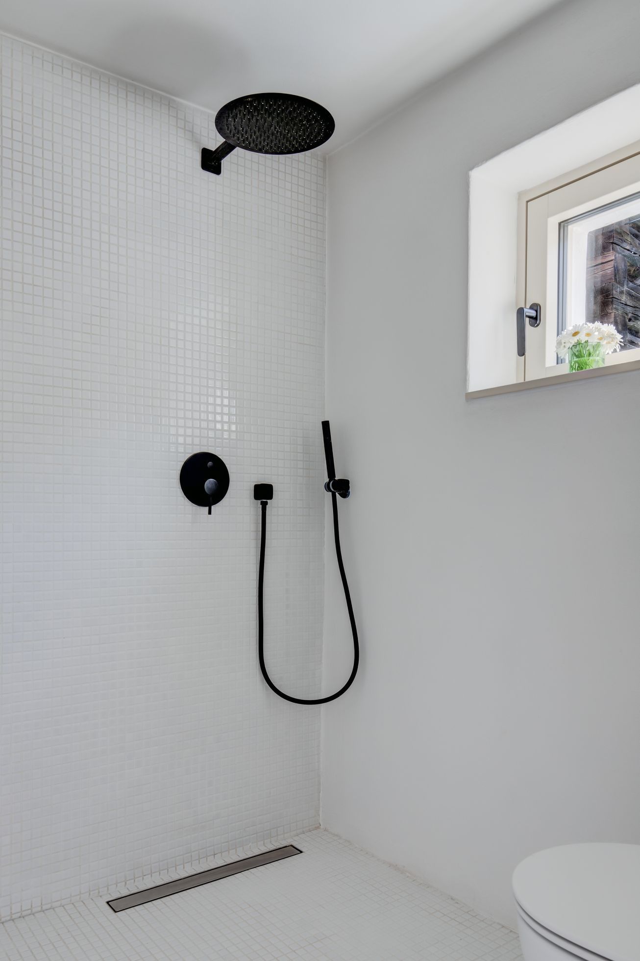 Vedle chaty z dětství si postavil sen. Do rekonstrukce chalupy Hajan vložil kus sebe - Aktuálně.cz