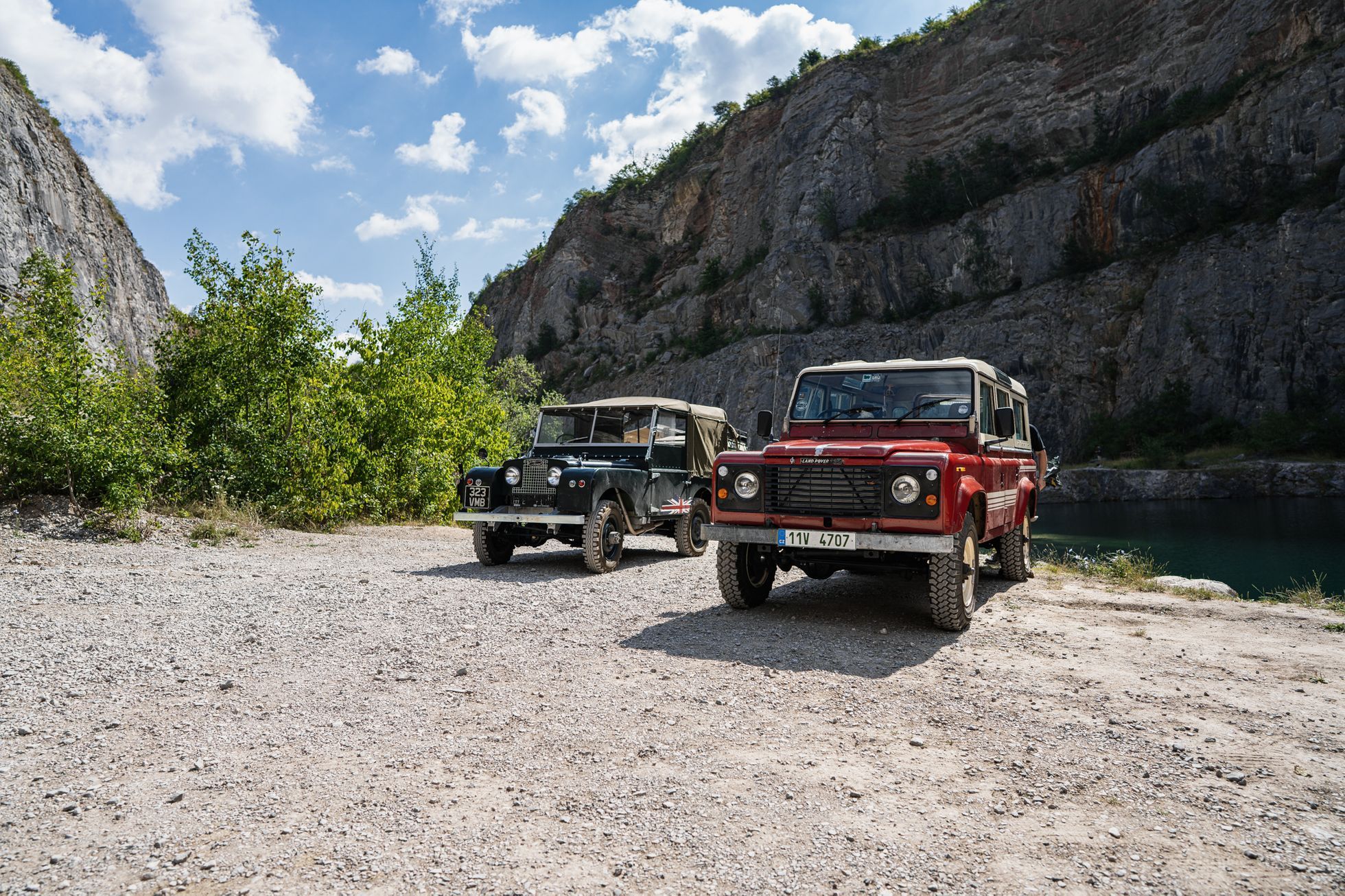 Land Rovery v lomu Velká Amerika. Koupání, na které se jen tak ...