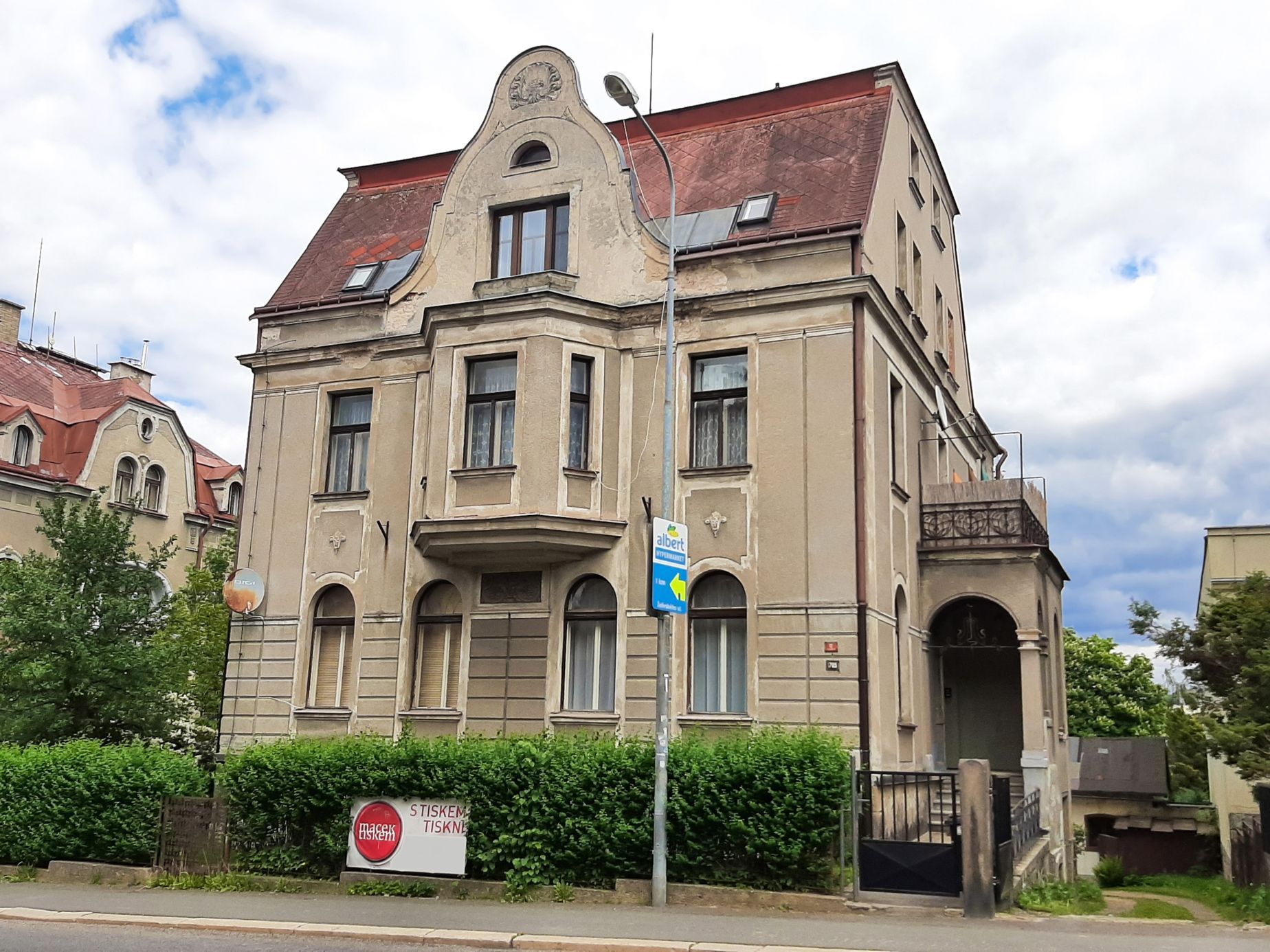 Jablonec, centrum: vily německé tradice a záhadný arabský nápis z ...