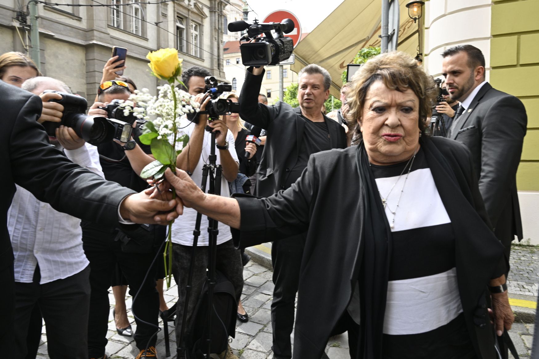 Zádušní mše za Hanu Zagorovou. Rozloučit se přišla Bohdalová i Havlová ...