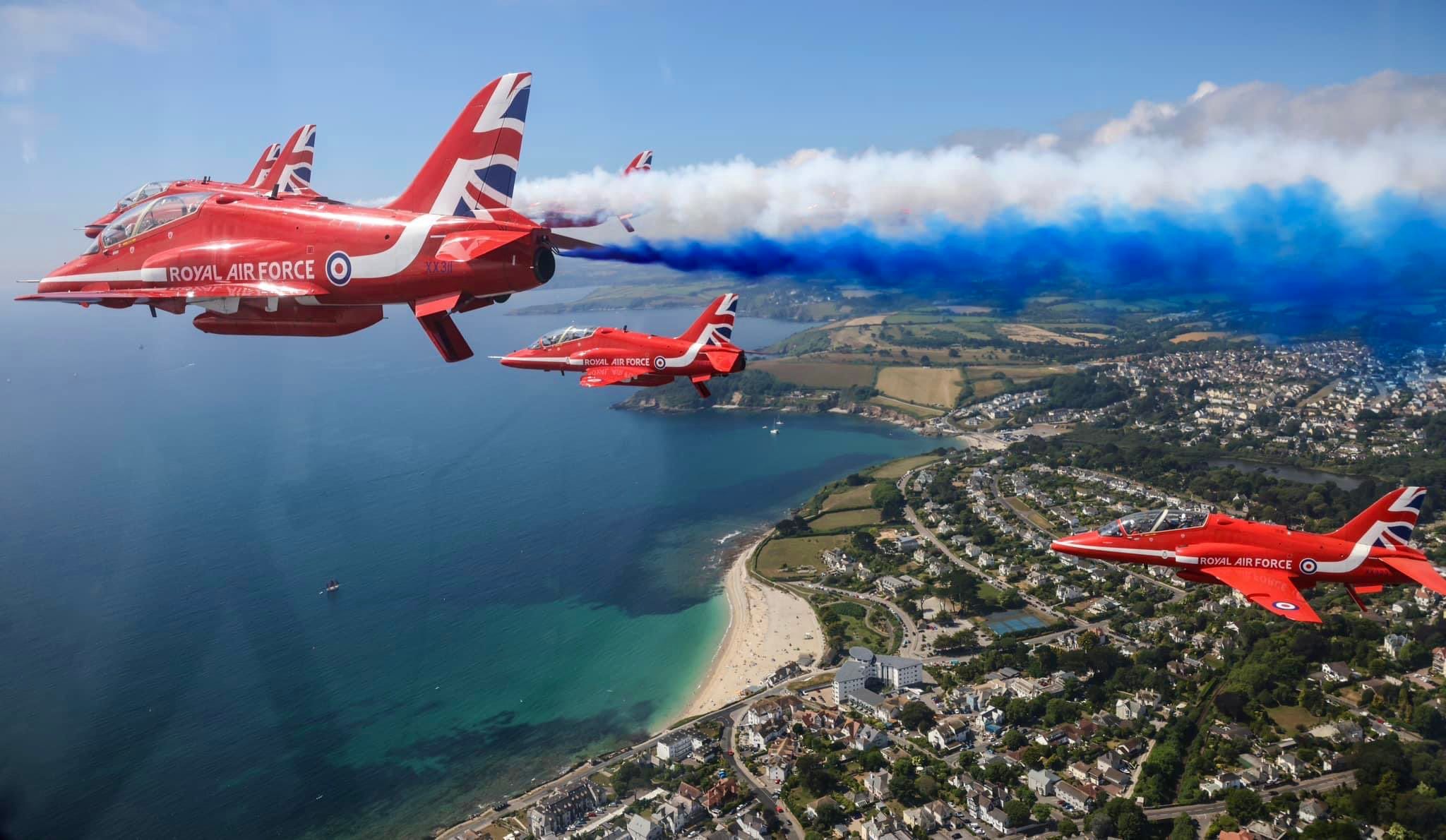 Britská legenda v oblacích: Red Arrows nad Řeckem pilují svoji show ...