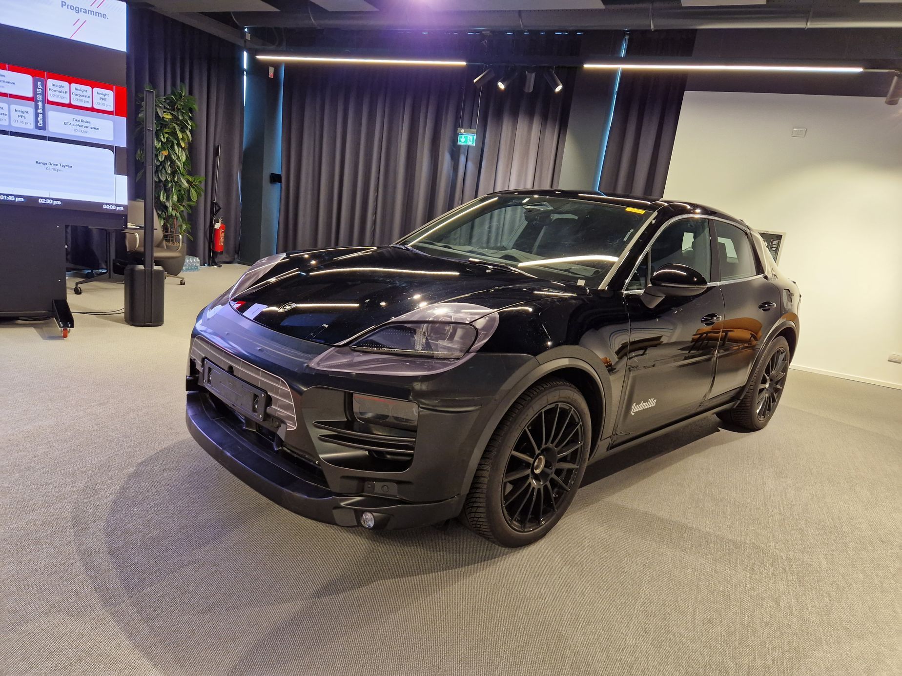 Tajemná Ludmilla a další elektromobily. Porsche za osm let skoro nic ...