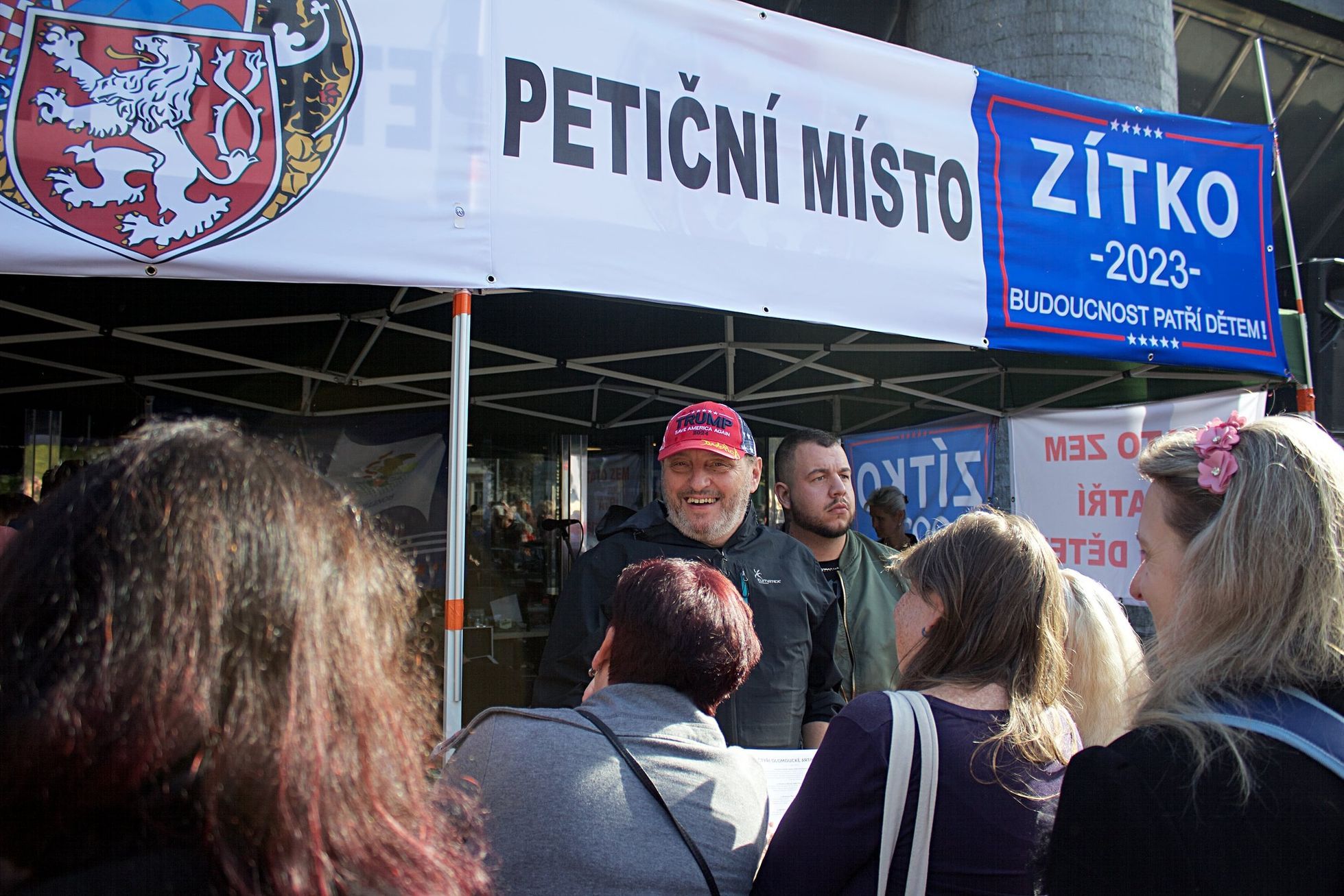 Soud dal příkaz k zatčení dezinformátora Zítka, je na útěku. Skrývá se ...