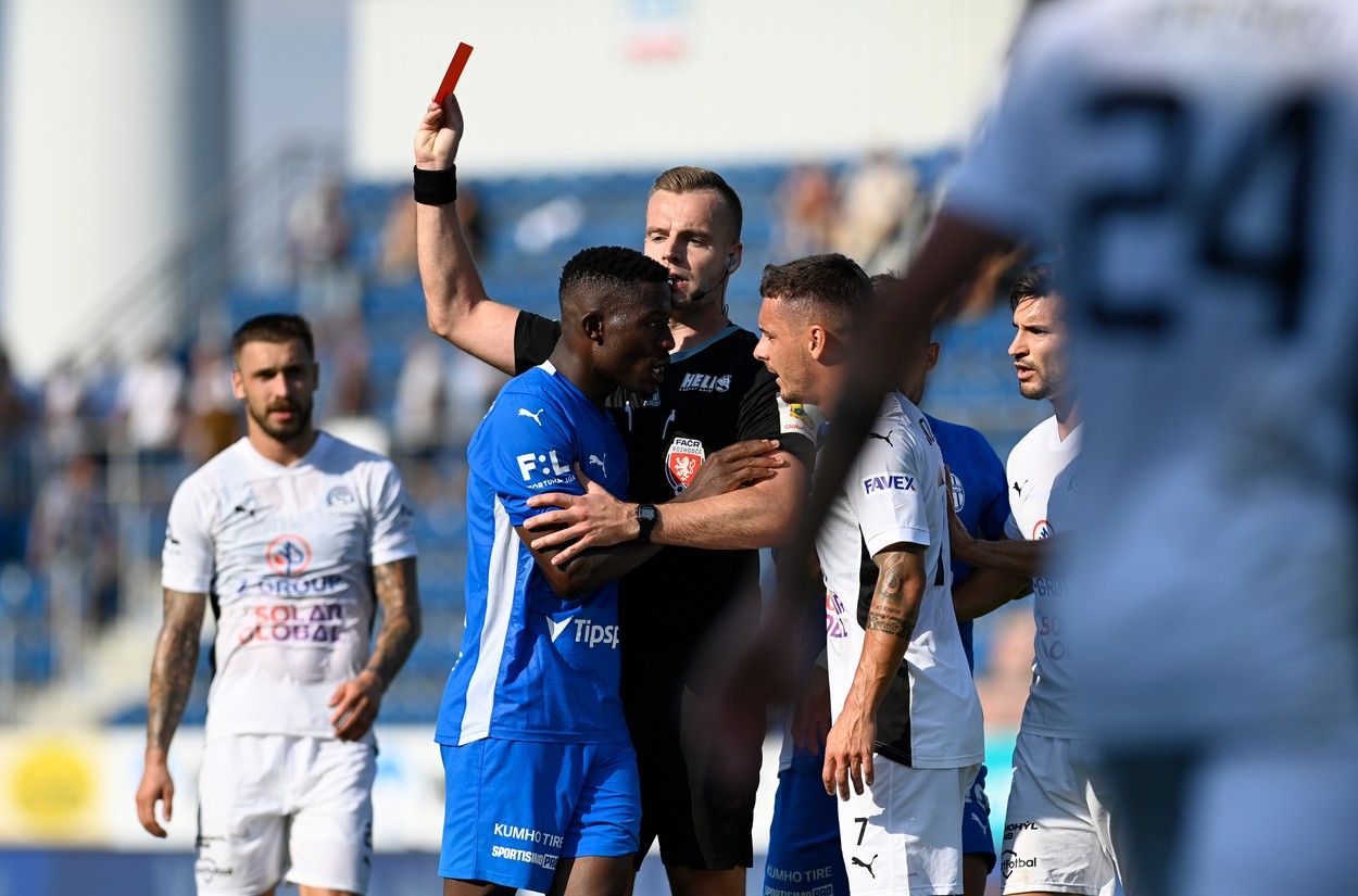 Mladoboleslavský Sakala dostal za brutální faul na Daníčka nezvykle vysoký trest - Aktuálně.cz