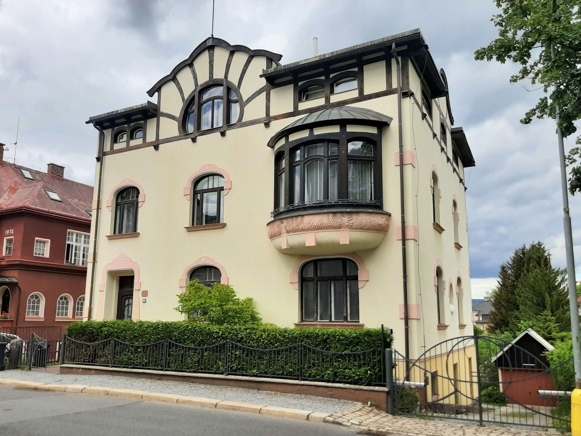 Jablonec, centrum: vily německé tradice a záhadný arabský nápis z ...