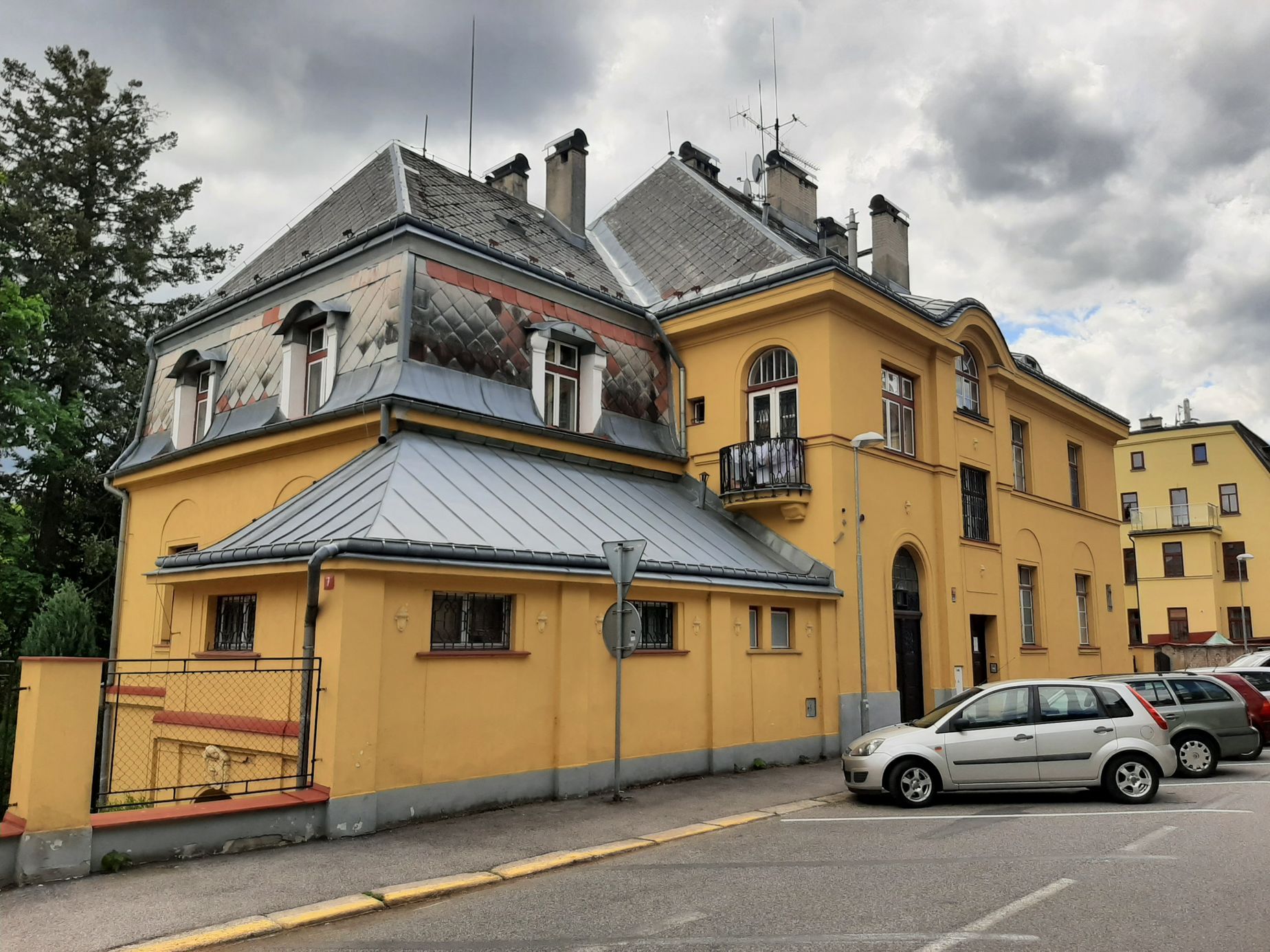 Jablonec, centrum: vily německé tradice a záhadný arabský nápis z ...