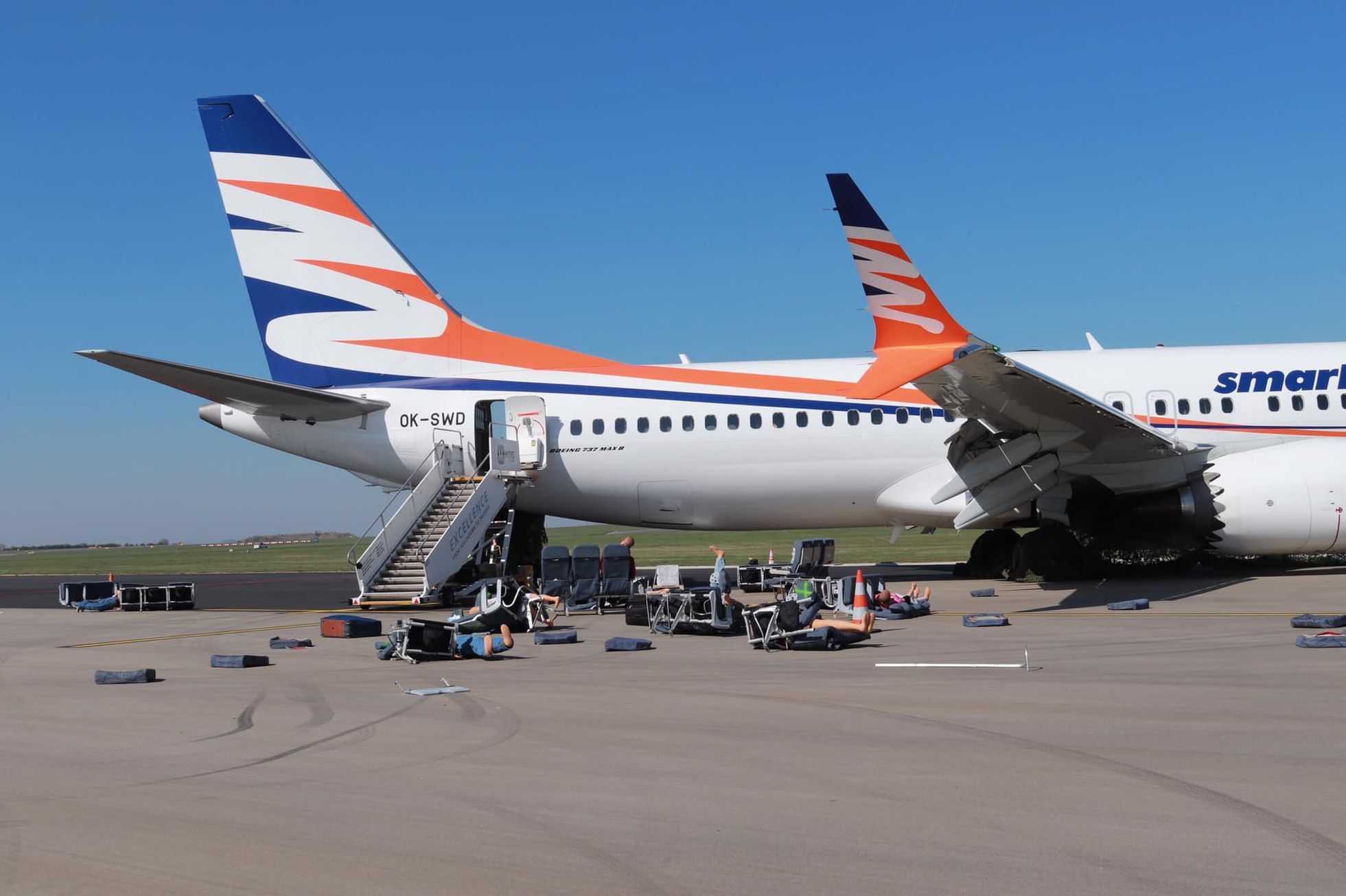 Smartwings nabídly uzemněného Maxe alespoň pro cvičení. Figuríny se ...