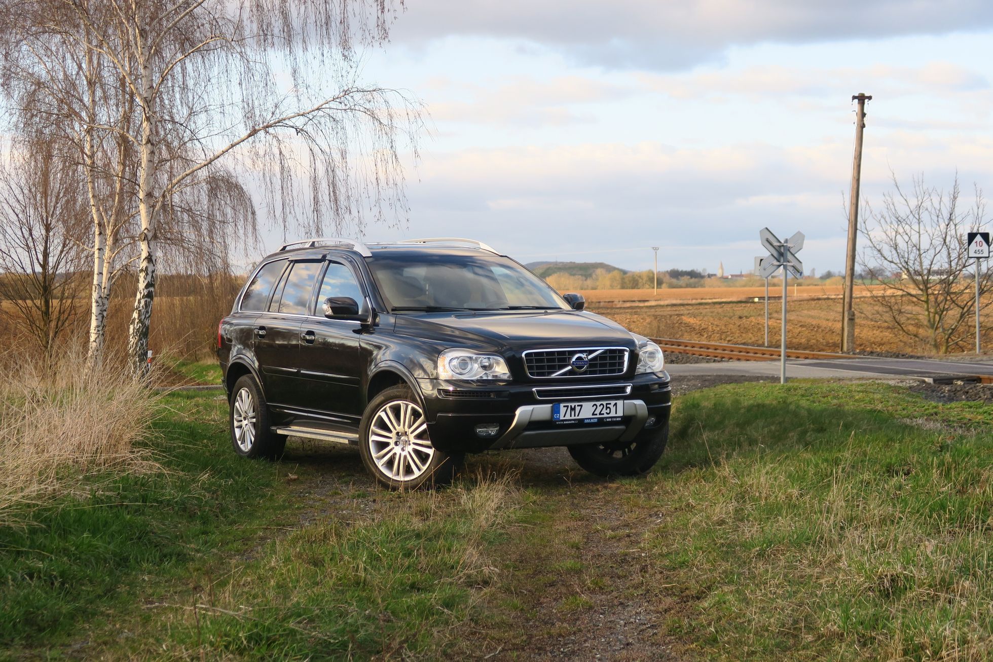 Sedmimístná auta nejsou, hodí se i veterán. Volvo XC90 je vzácný, ale ...