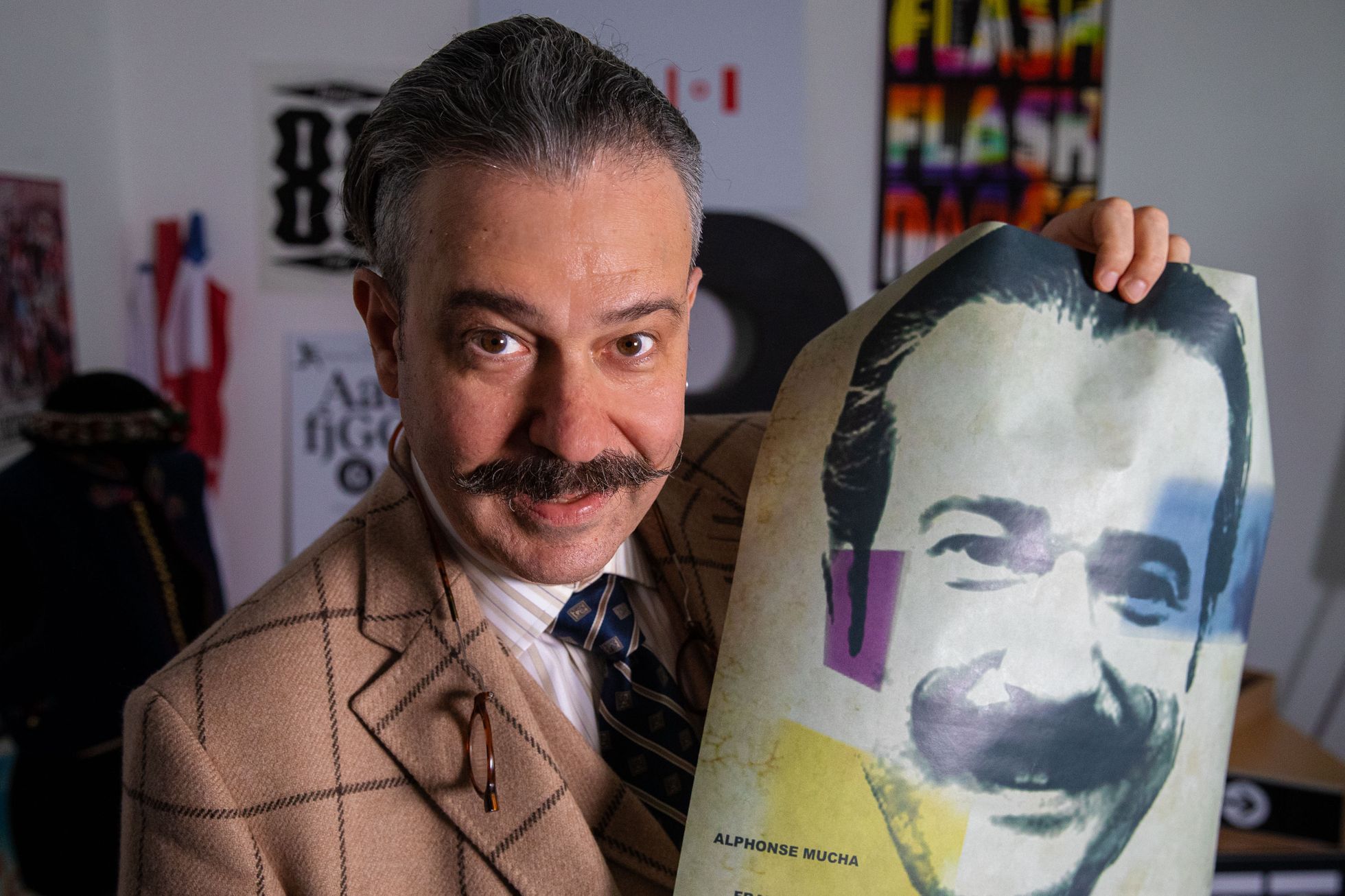 Americký dražitel Nicholas Lowry v dokumentu Identita mapuje historii ...