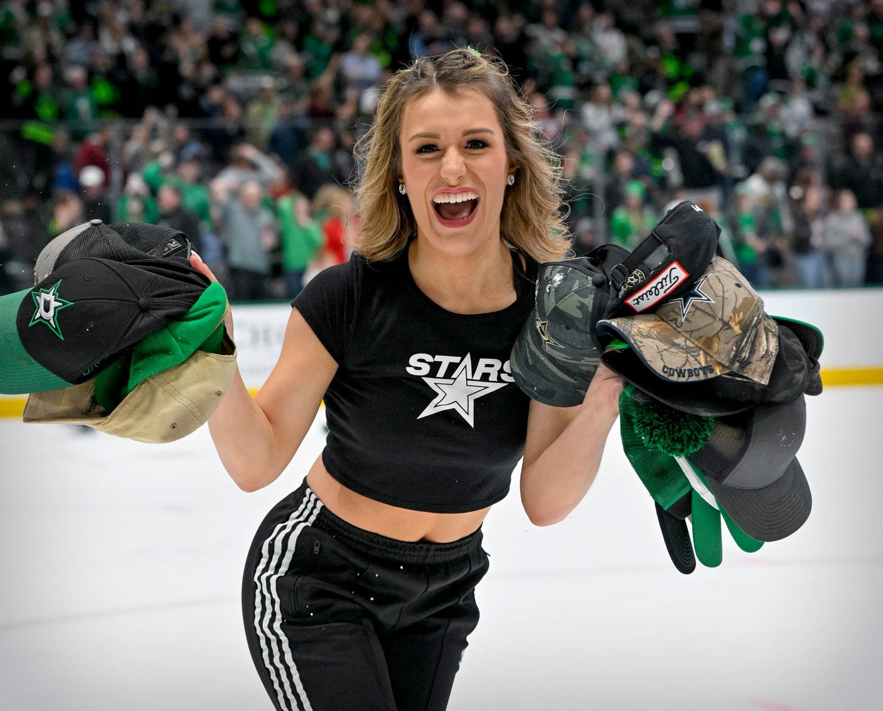 Fenomén Ice Girls. Texaské krásky při zápasech NHL uklízejí led s ...