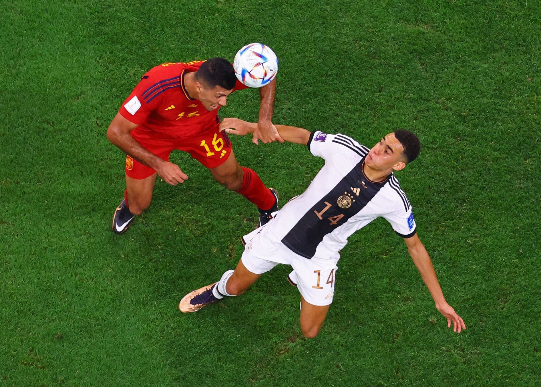 Německá bárka na MS dál nabírá vodu, před potopením ji zatím spasil ...