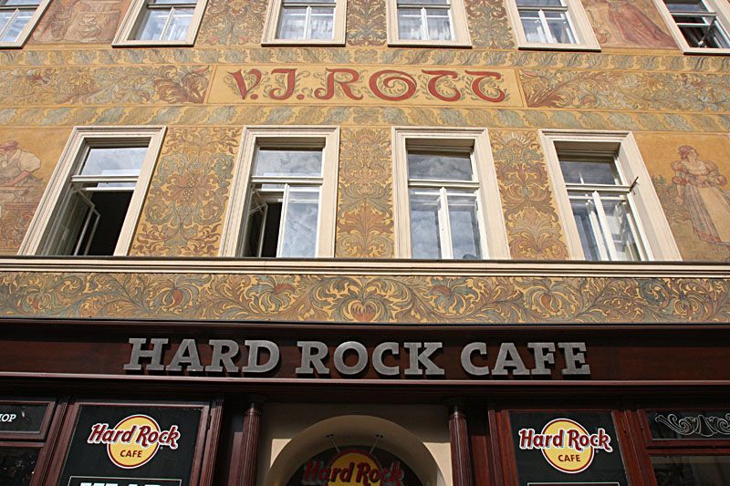 Hard Rock Cafe Praha pověsilo první české muzikanty - Aktuálně.cz