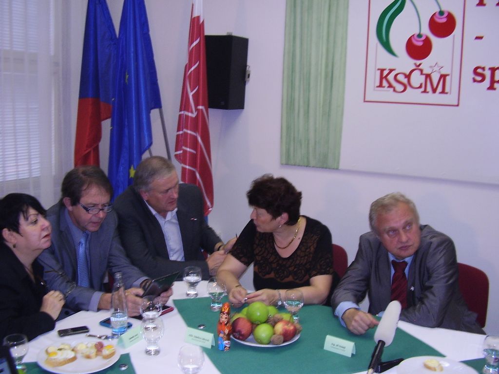 Babišovy oslavy a kamenné tváře sociálních demokratů, to byla volební ...