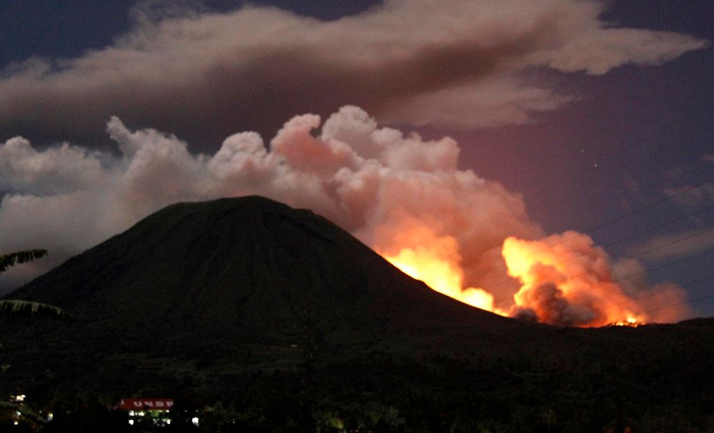 Erupce sopky v Indonésii vyhání tisíce lidí z domovů - Aktuálně.cz