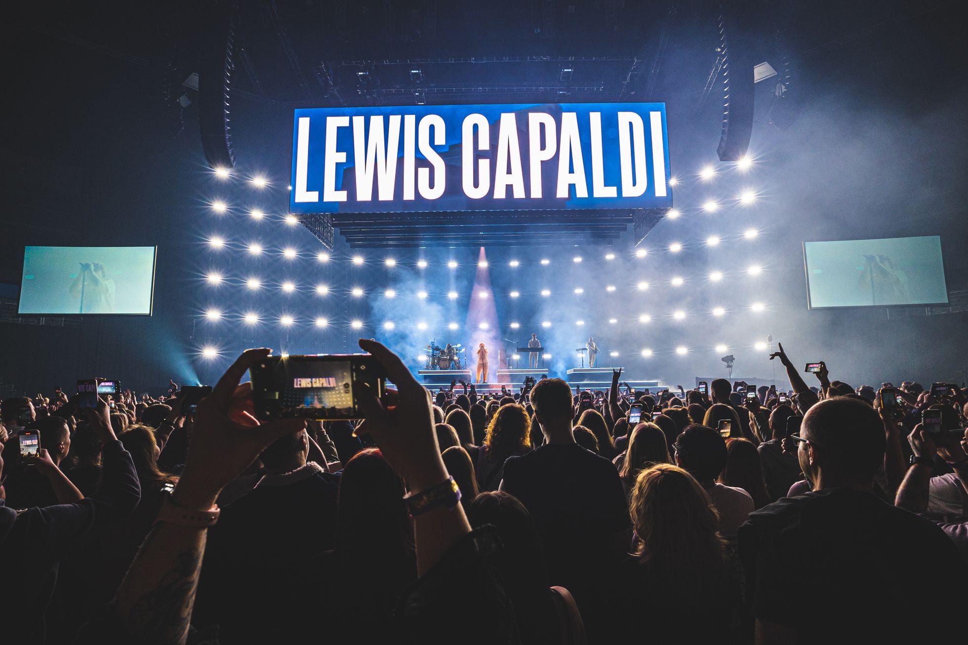 Recenze koncertu Lewise Capaldiho v pražské O2 areně - Aktuálně.cz