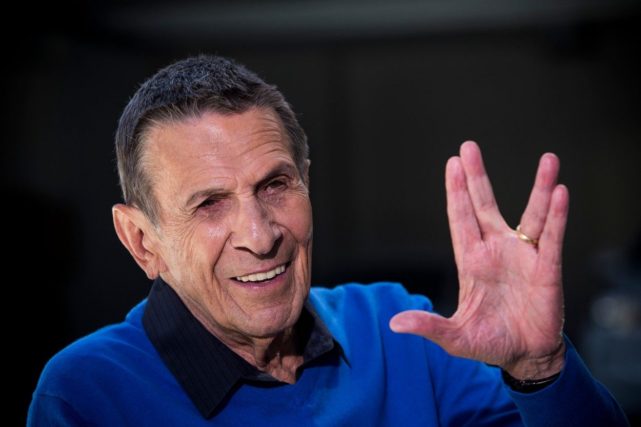 Pozdravy za časů koronaviru. Líbání či podání ruky nahradilo gesto ze ...